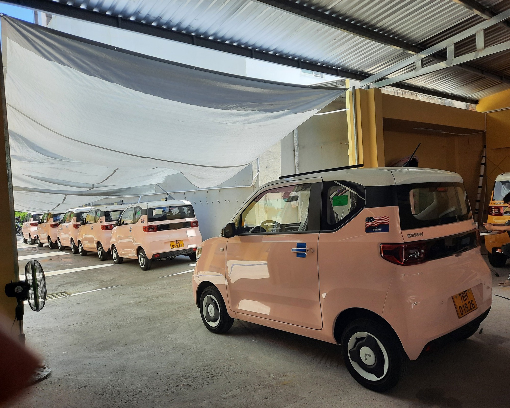 Taxi điện mini đầu tiên tại Việt Nam tung ảnh ra quân: giá cước từ 8. ...