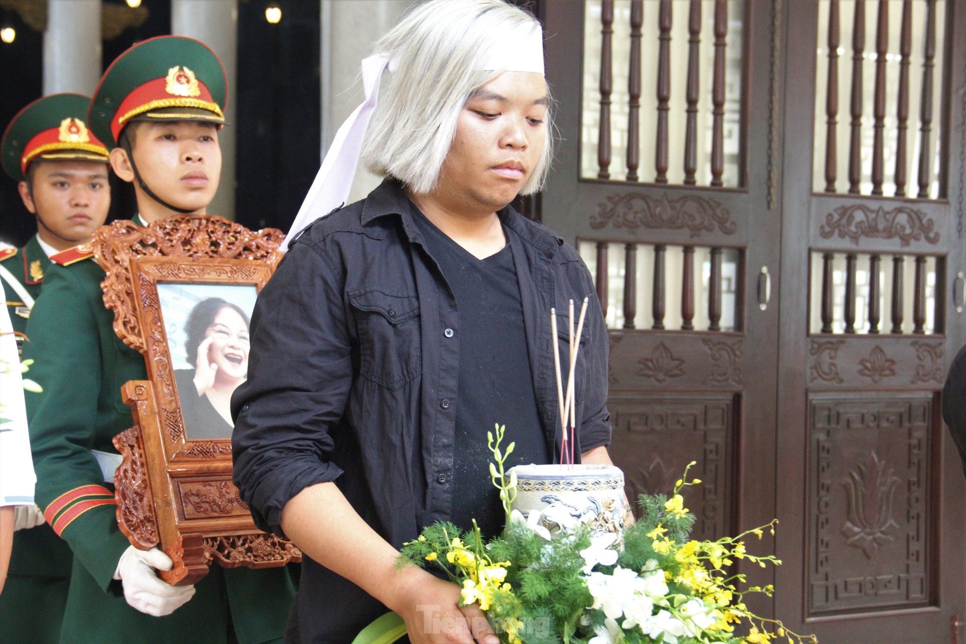 Ca sĩ Ngọc Anh 3A về đưa tiễn mẹ chồng cũ - NSND Tường Vi - về nơi an nghỉ