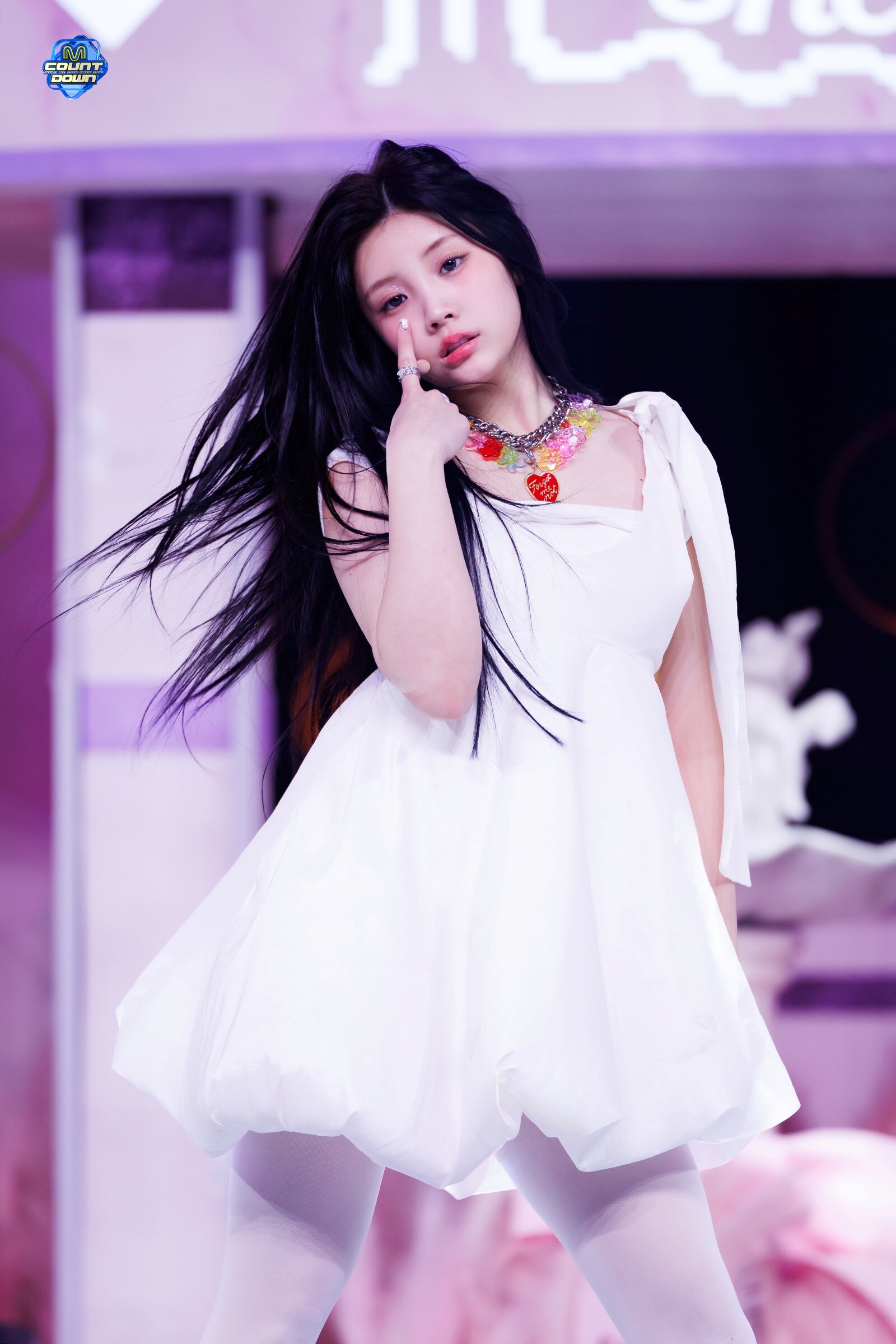 Nữ idol 16 tuổi bị bạo lực mạng