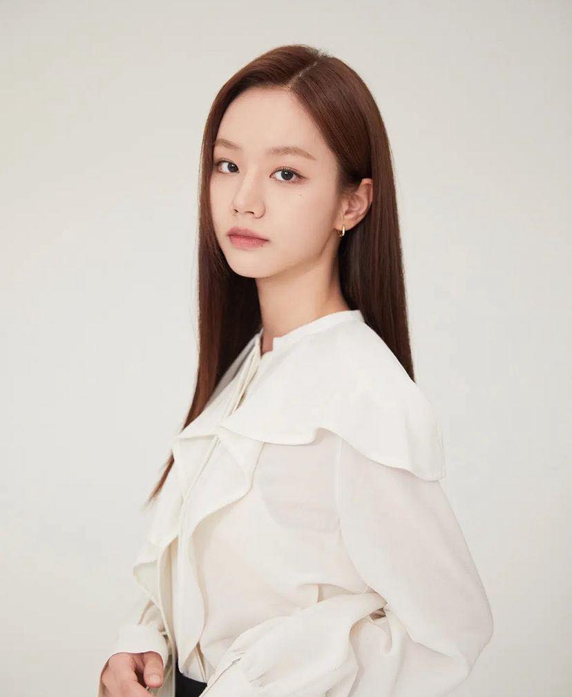 Fan nam thần Cõng Anh Mà Chạy bất ngờ "khủng bố" Hyeri, chuyện gì đây?