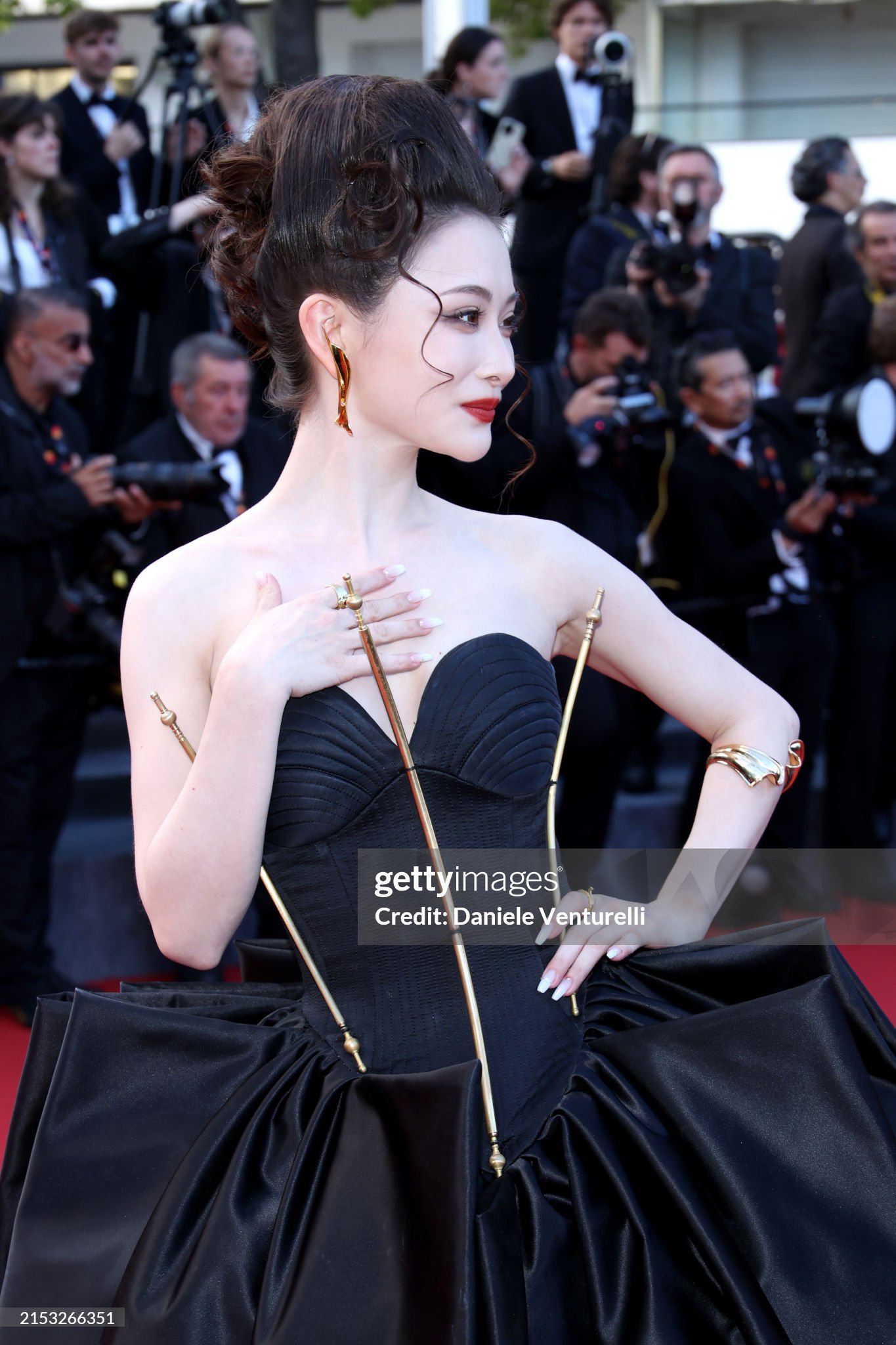 Thảm đỏ Cannes ngày 3: Chompoo Araya lộ cả nội y, con dâu trùm sòng bạc ...