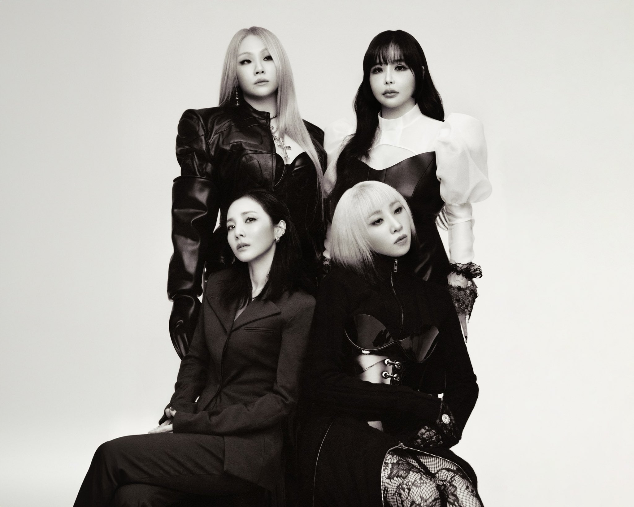 2NE1 tái hợp trong bộ ảnh kỉ niệm 15 năm debut, 4 cô gái mỉm cười hạnh phúc bên nhau thật xúc ...