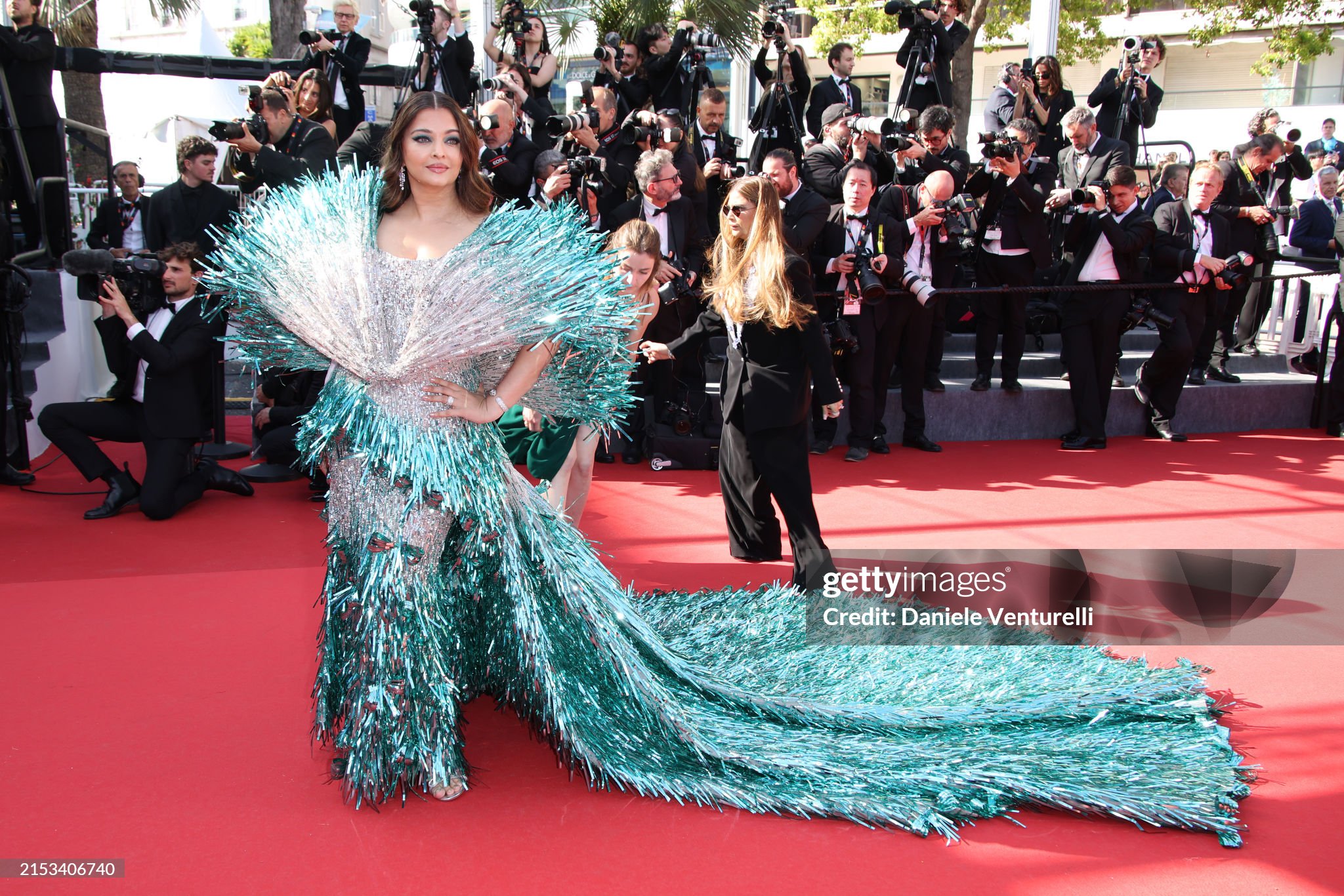 Thảm đỏ Cannes ngày 4: Thảo Nhi Lê hóa Cinderella, Emma Stone - Eva ...