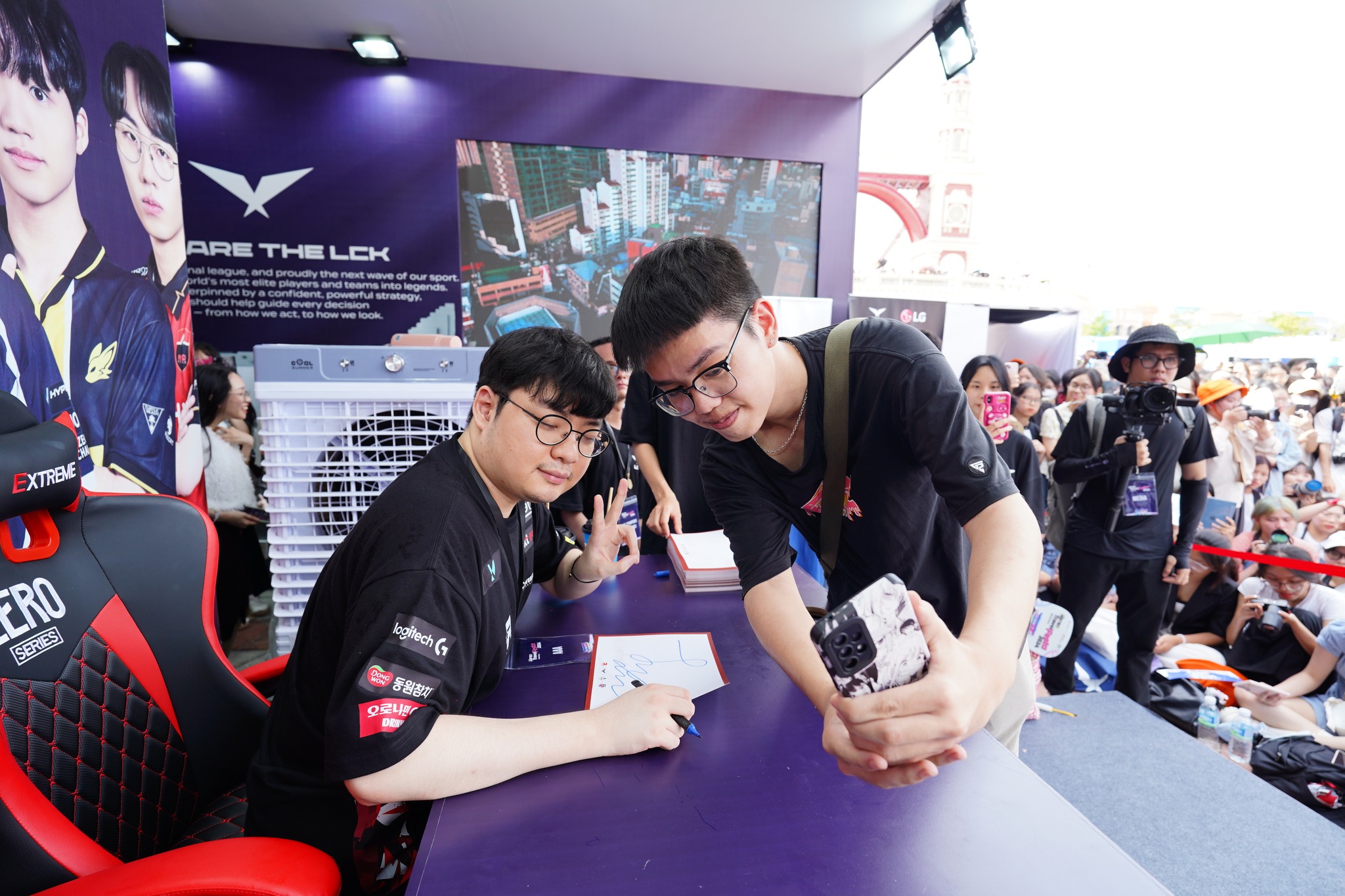 Đến Việt Nam, dàn game thủ LCK được chào đón như idol Kpop!