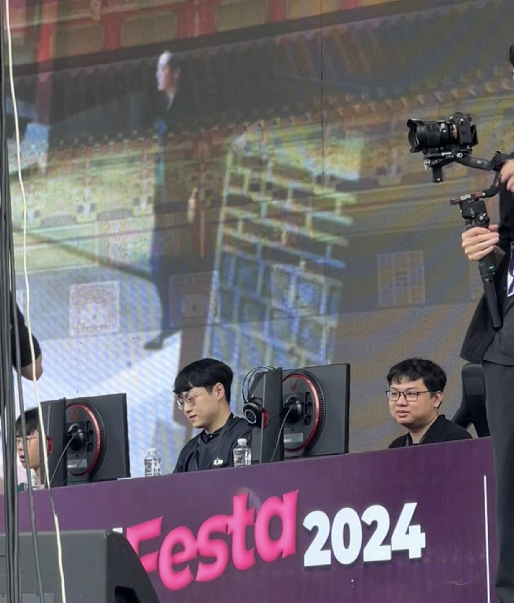 Đến Việt Nam, dàn game thủ LCK được chào đón như idol Kpop!