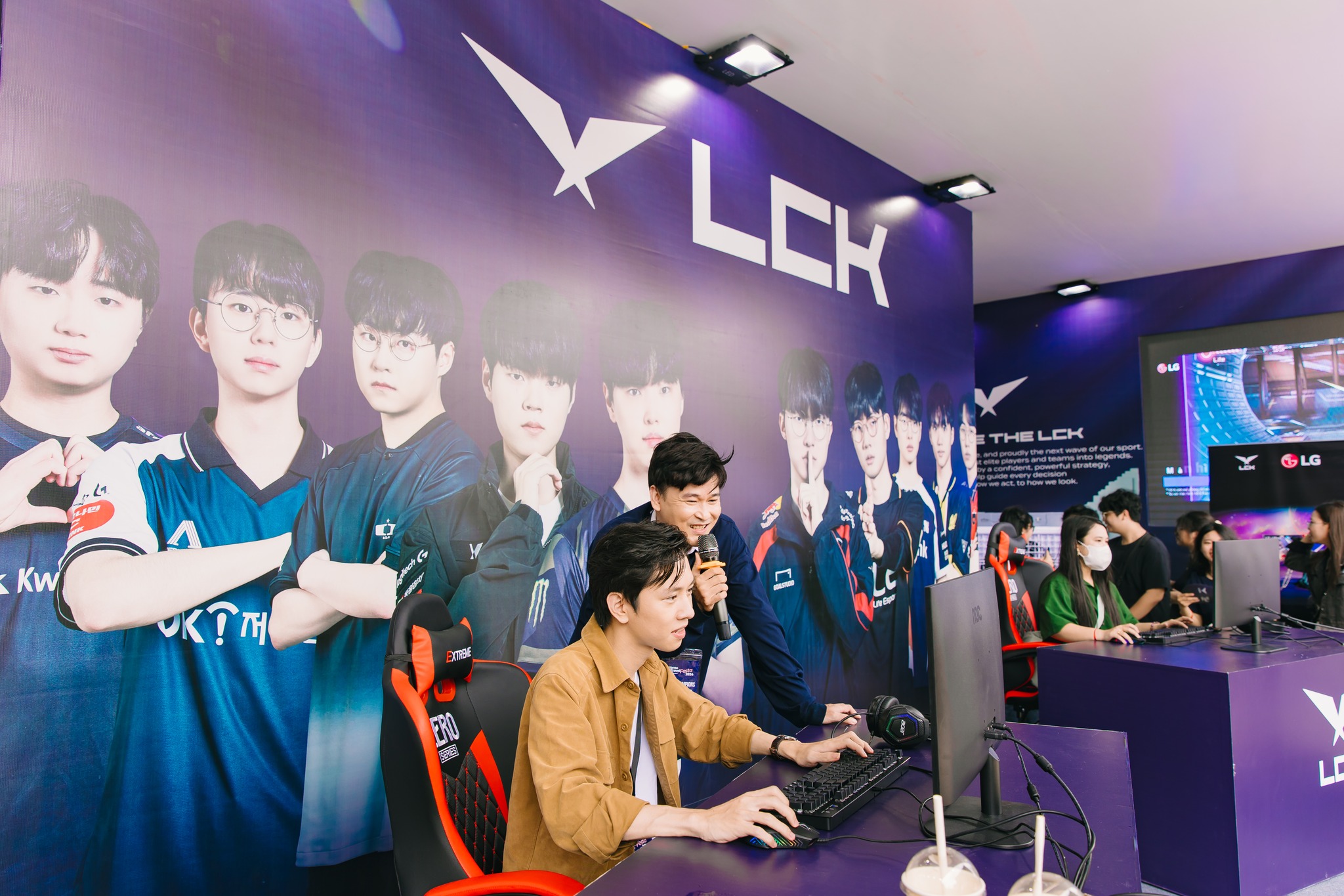 Đến Việt Nam, dàn game thủ LCK được chào đón như idol Kpop!