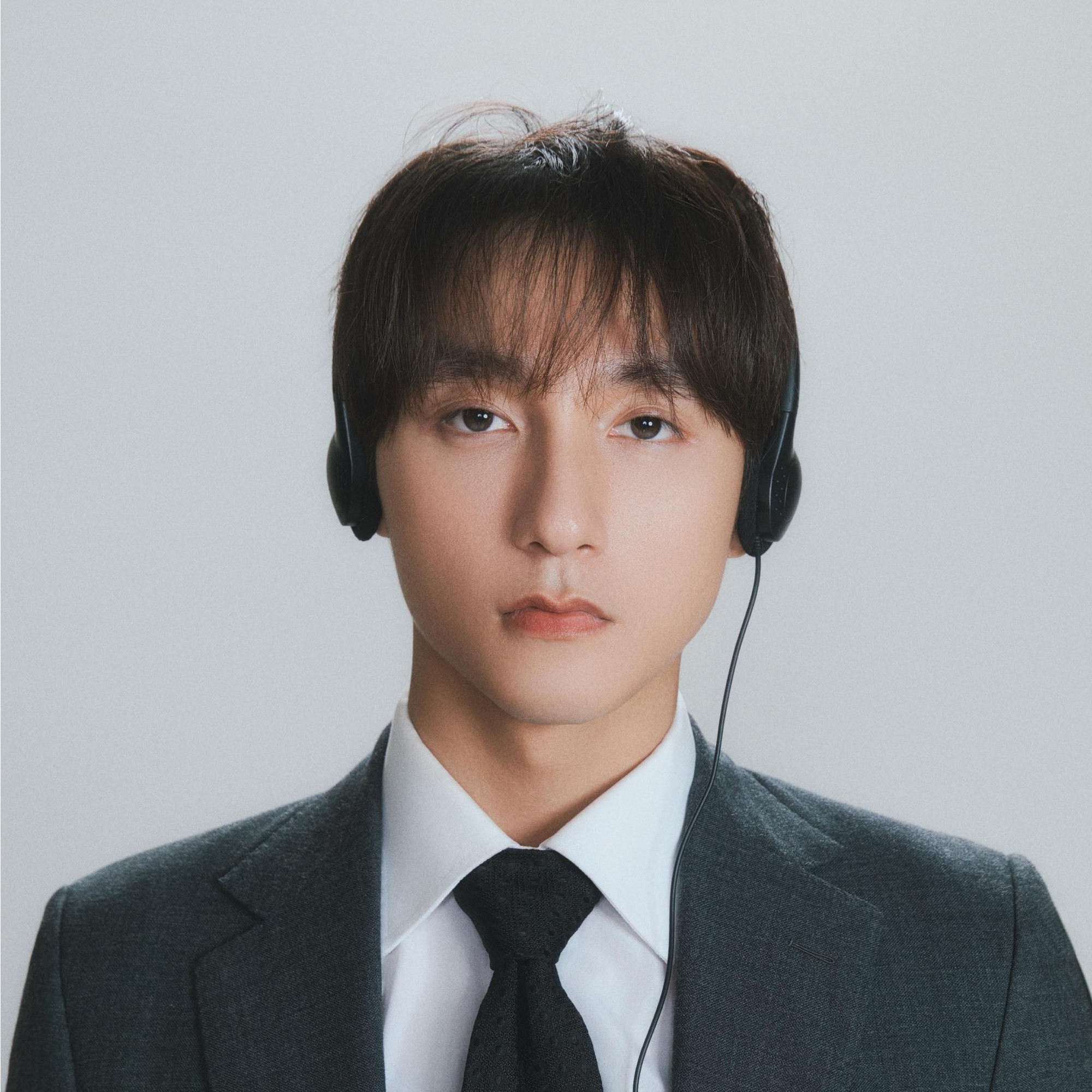 Sơn Tùng M-TP đeo 'tai nghe Shopee', giá chỉ 50 - 60 nghìn?