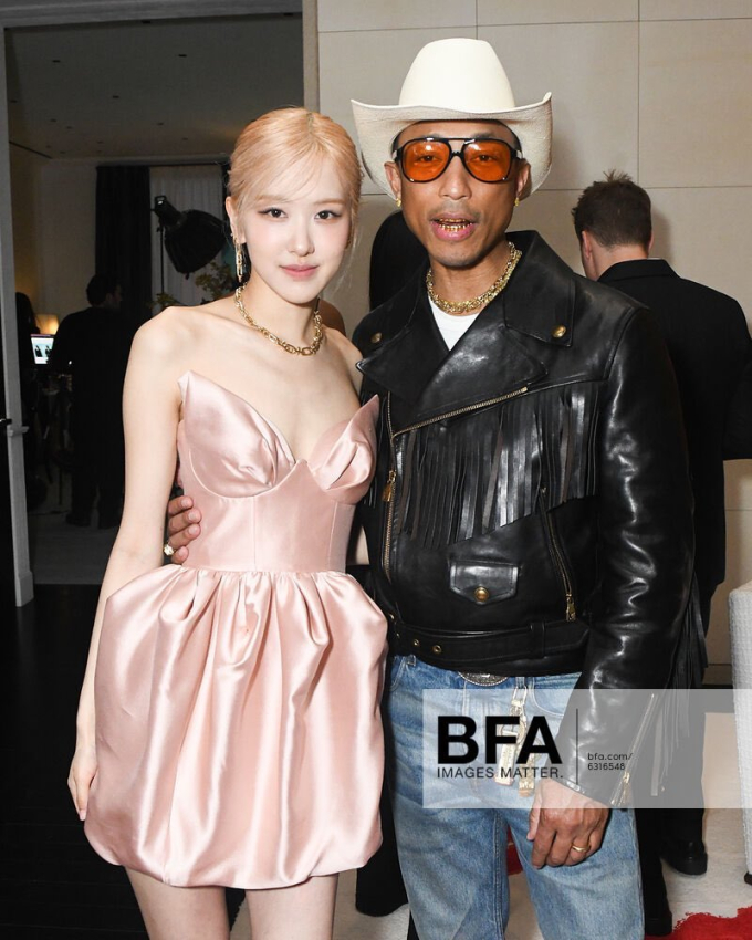 Rosé tựa búp bê sống bên người nhà bạn trai Lisa tại Mỹ, nhưng ...