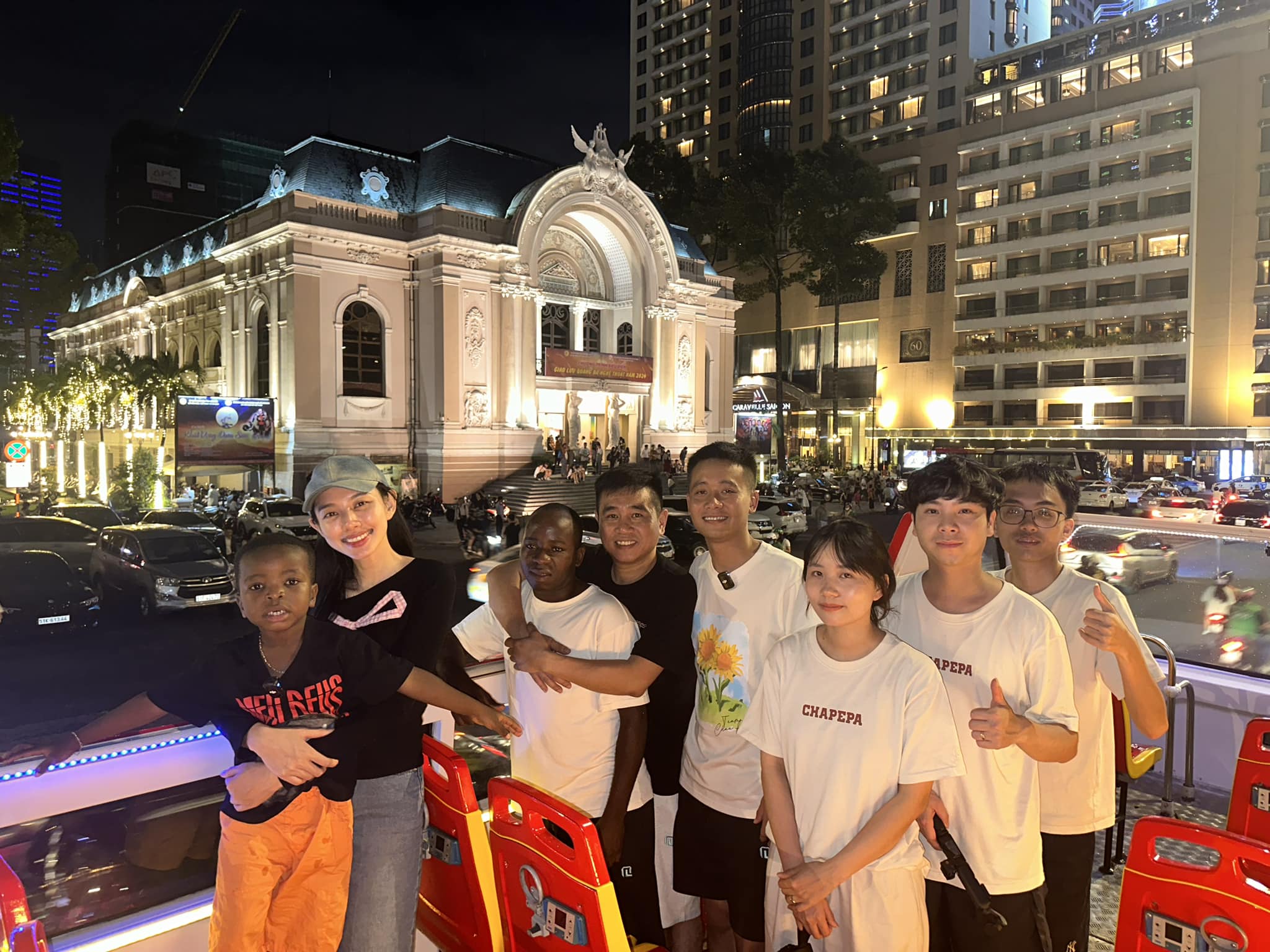 Thùy Tiên tự tay đệm đàn và hát cùng team Quang Linh Vlogs, Lôi Con ...