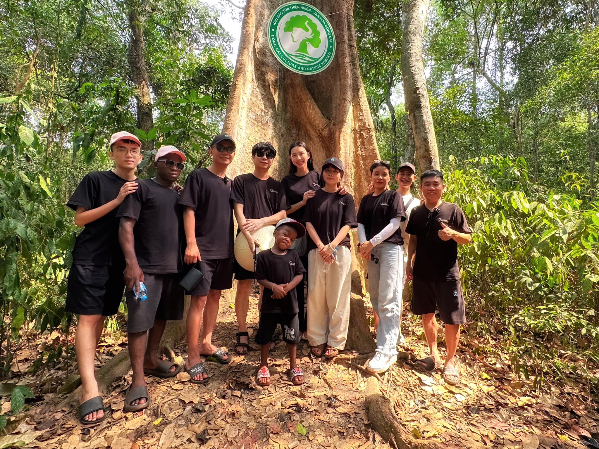 Thùy Tiên tự tay đệm đàn và hát cùng team Quang Linh Vlogs, Lôi Con ...