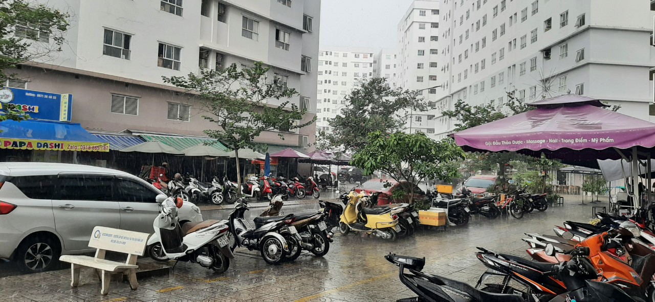 Sấm chớp đùng đùng, TP HCM mưa lớn khắp nơi