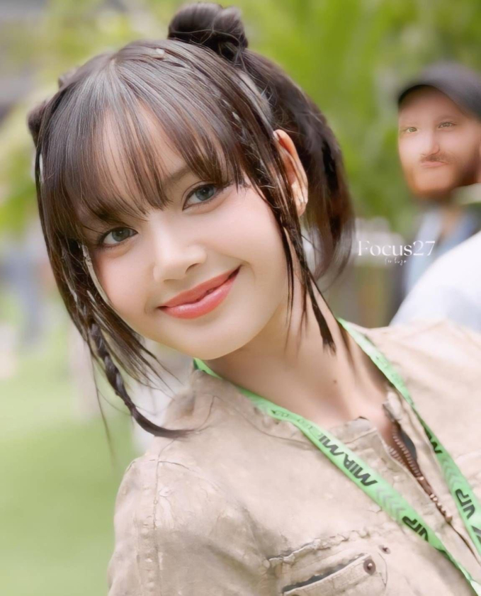 Ảnh nét căng: Lisa cực slay khi xuất hiện ở giải đua xe F1, gây chú ý ...