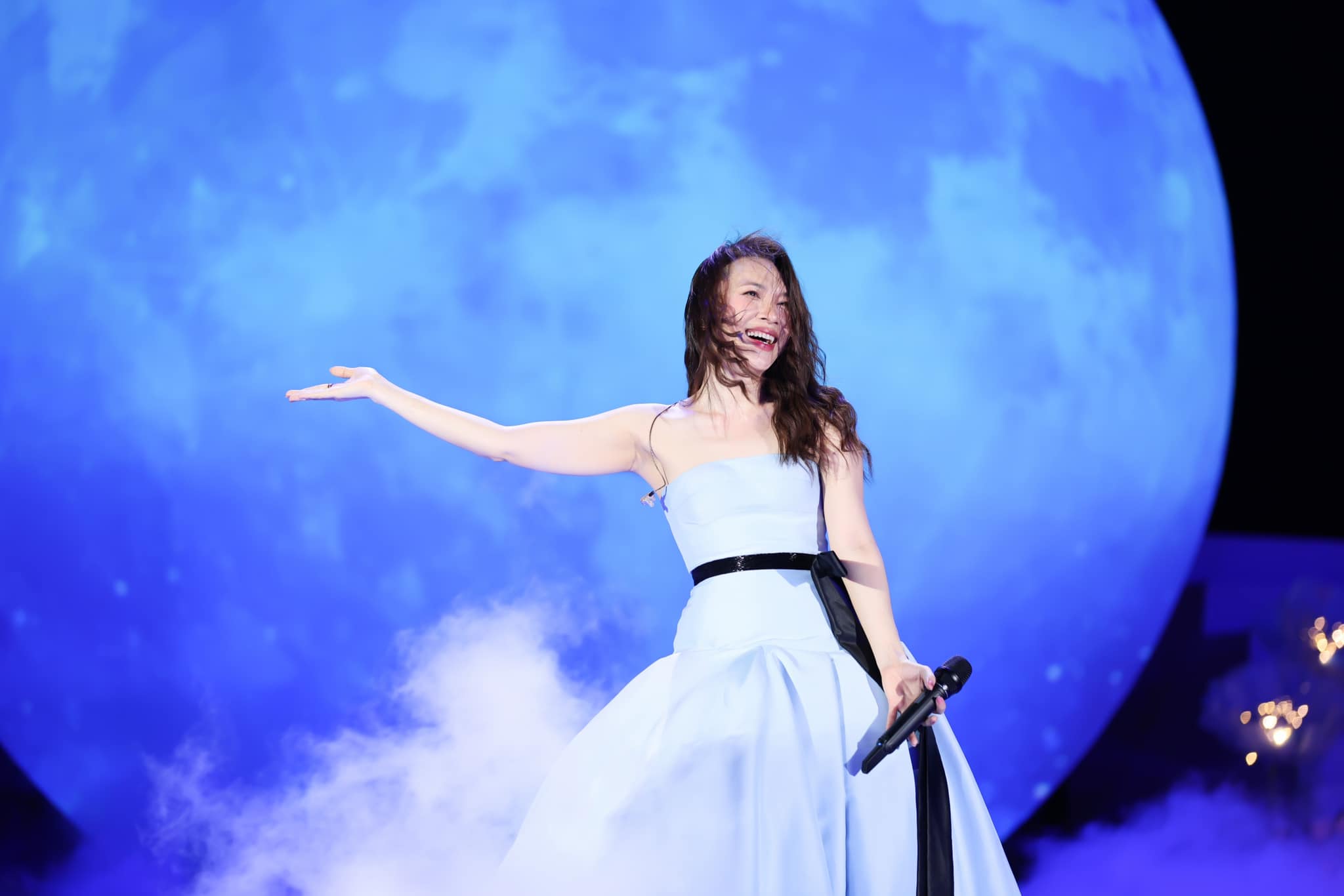 Mỹ Tâm quảng bá show mới