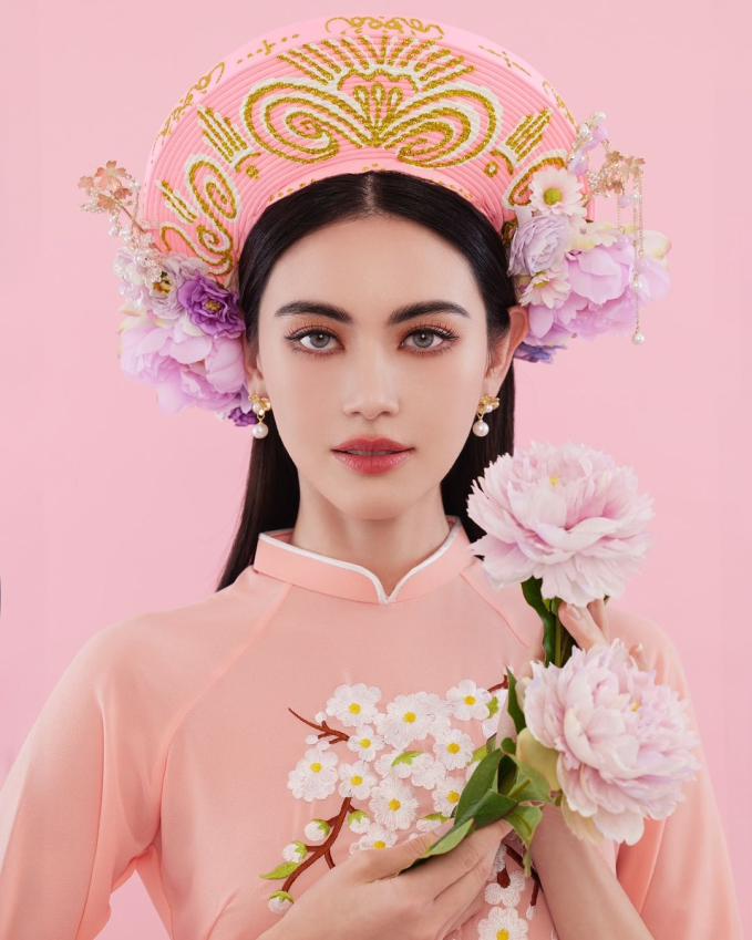 Mai Davika nịnh fan Việt