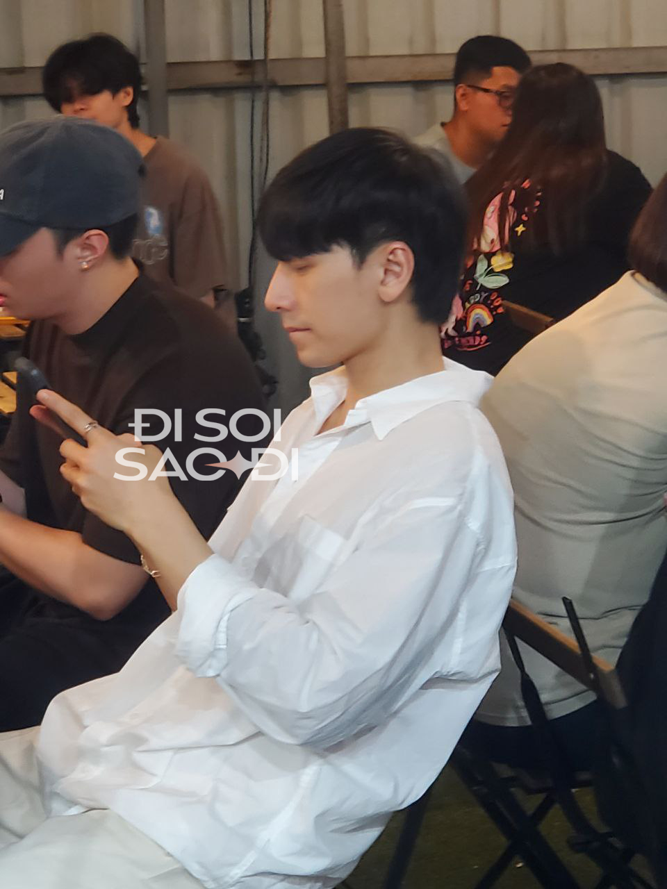 Tóm dính Isaac ở Thái Lan, danh tính chàng trai đi cùng gây chú ý