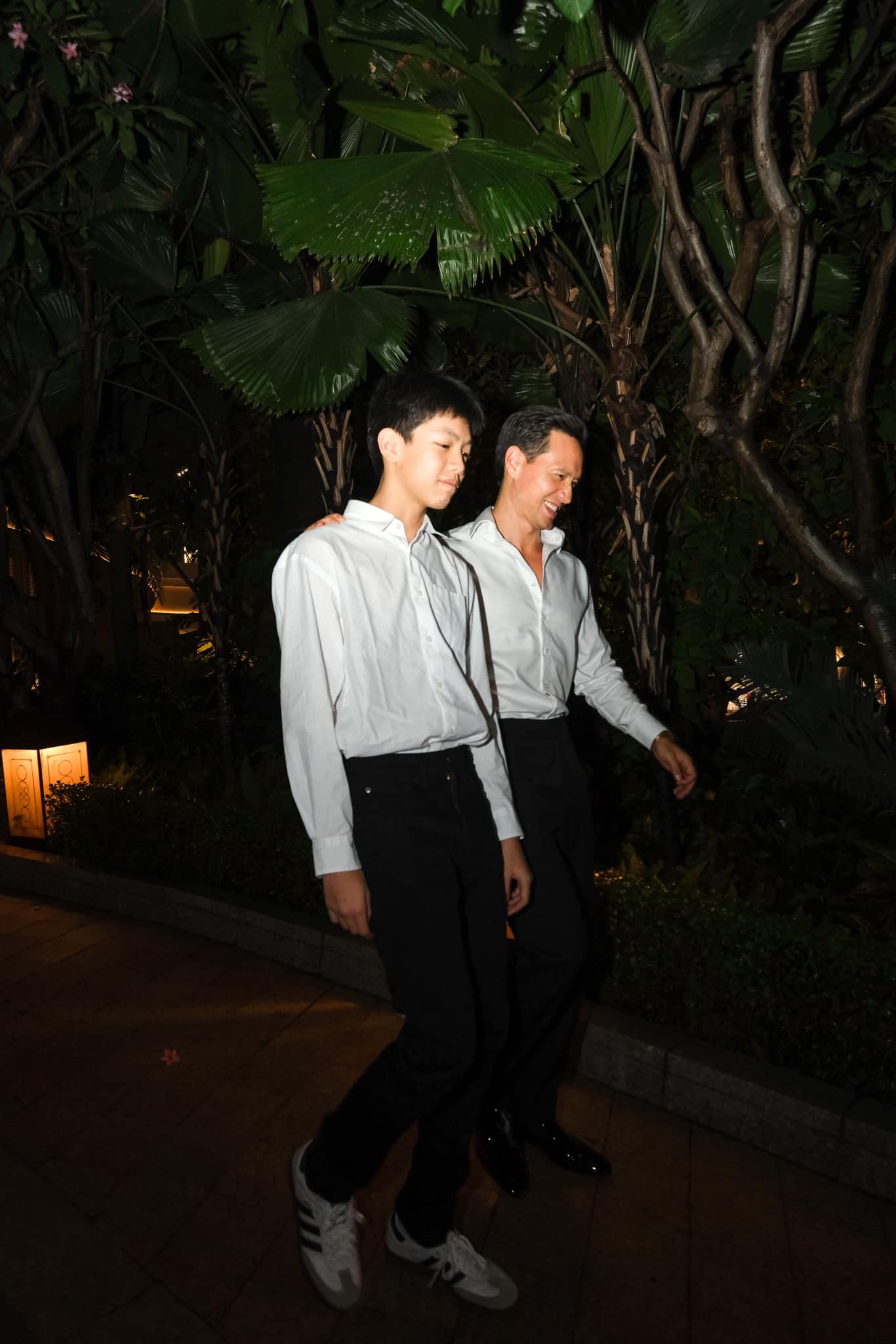 Subeo diện sơ mi trắng khoe visual "đỉnh chóp", khung hình phát sáng ...