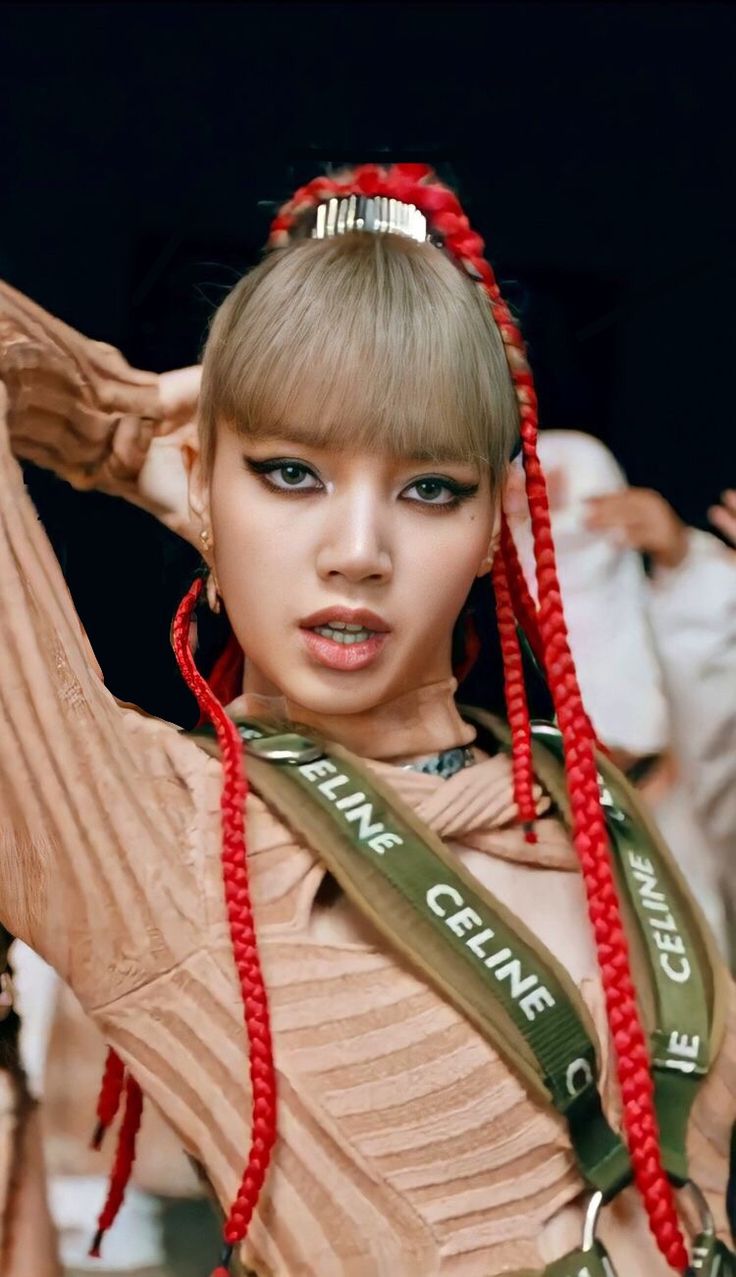 Lisa bị tố "chiếm dụng văn hoá" khi nhuộm da nâu