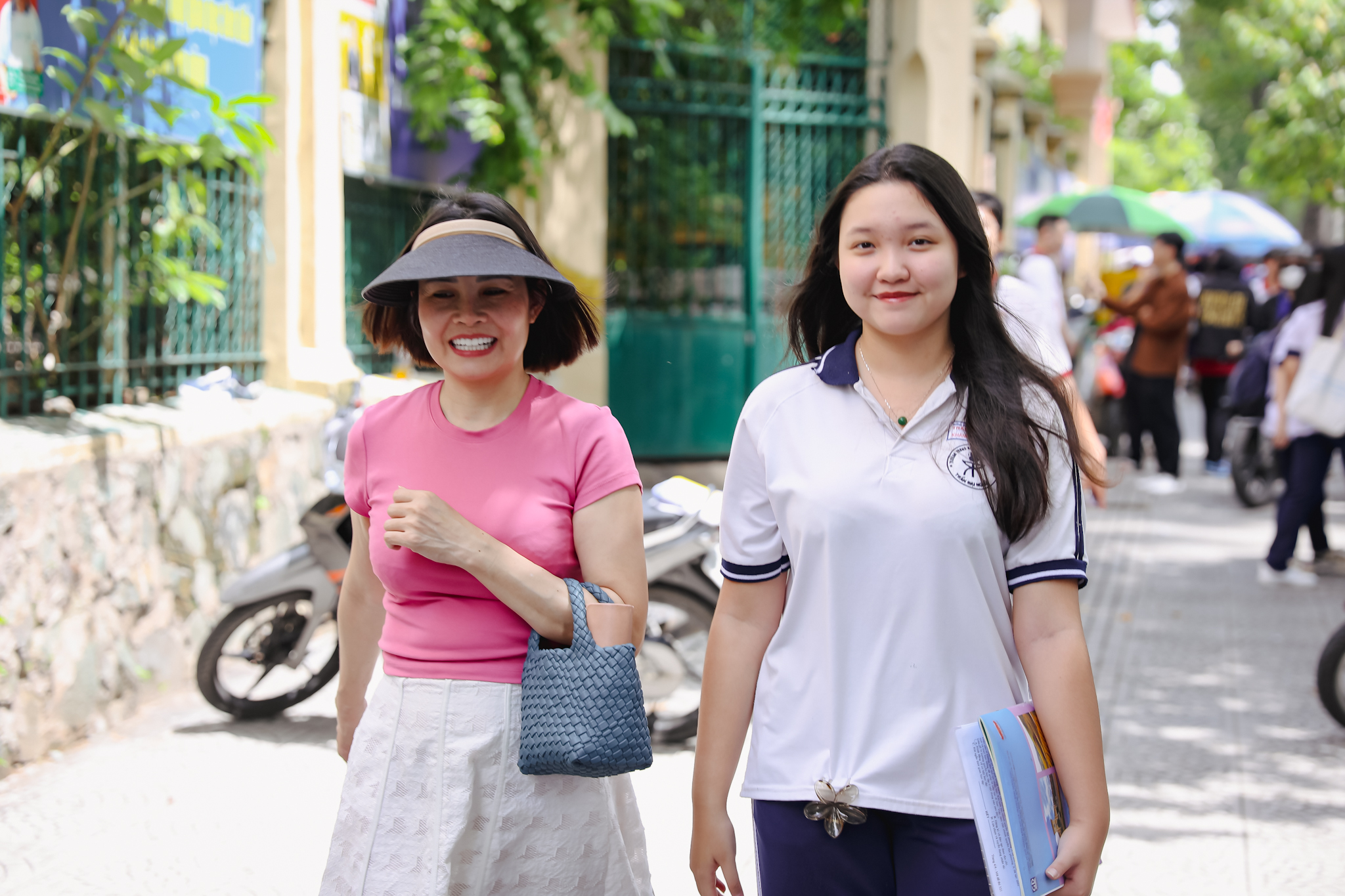 Kết thúc giờ làm bài thi tổ hợp: Đề không khó nhưng đều rất dài