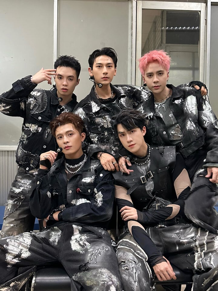 Isaac thể hiện ra sao tại Anh trai say hi?