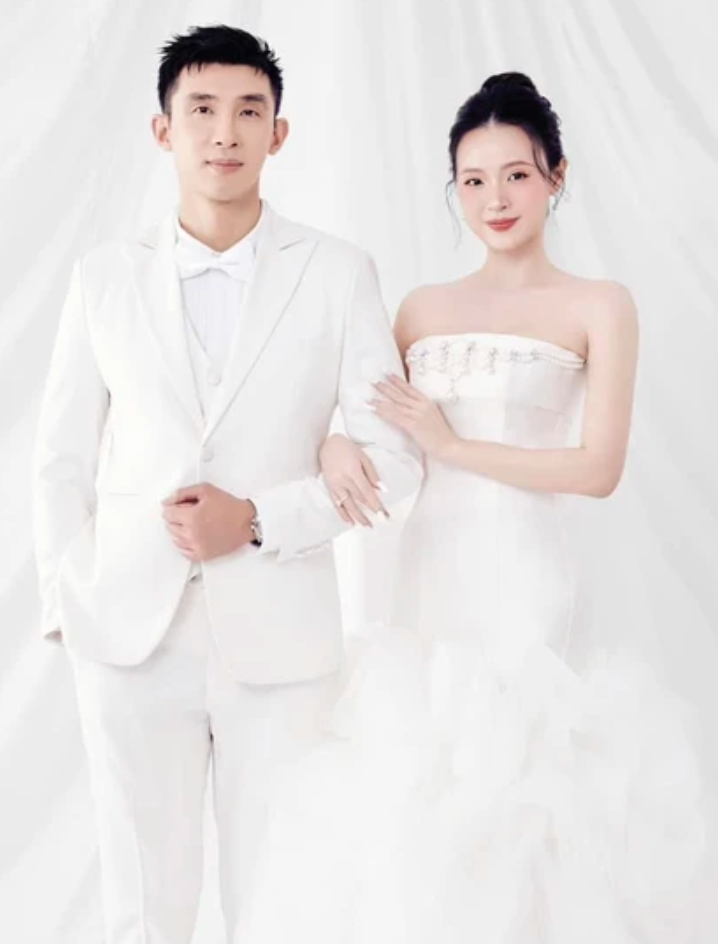 Midu và Minh Đạt chính thức lộ diện, mẹ chồng có thái độ gây chú ý bên ...