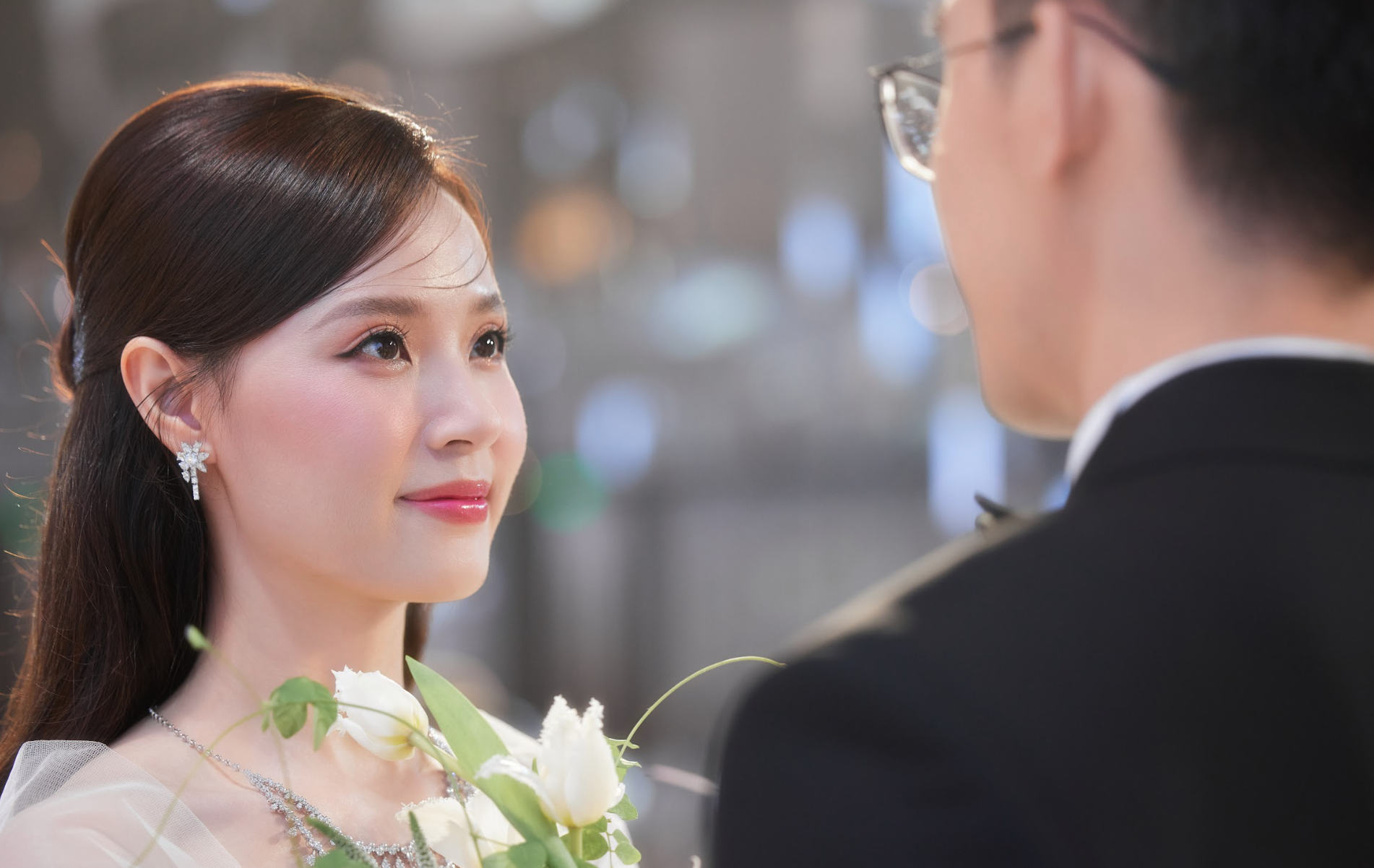 Midu và Minh Đạt chính thức lộ diện, mẹ chồng có thái độ gây chú ý bên ...