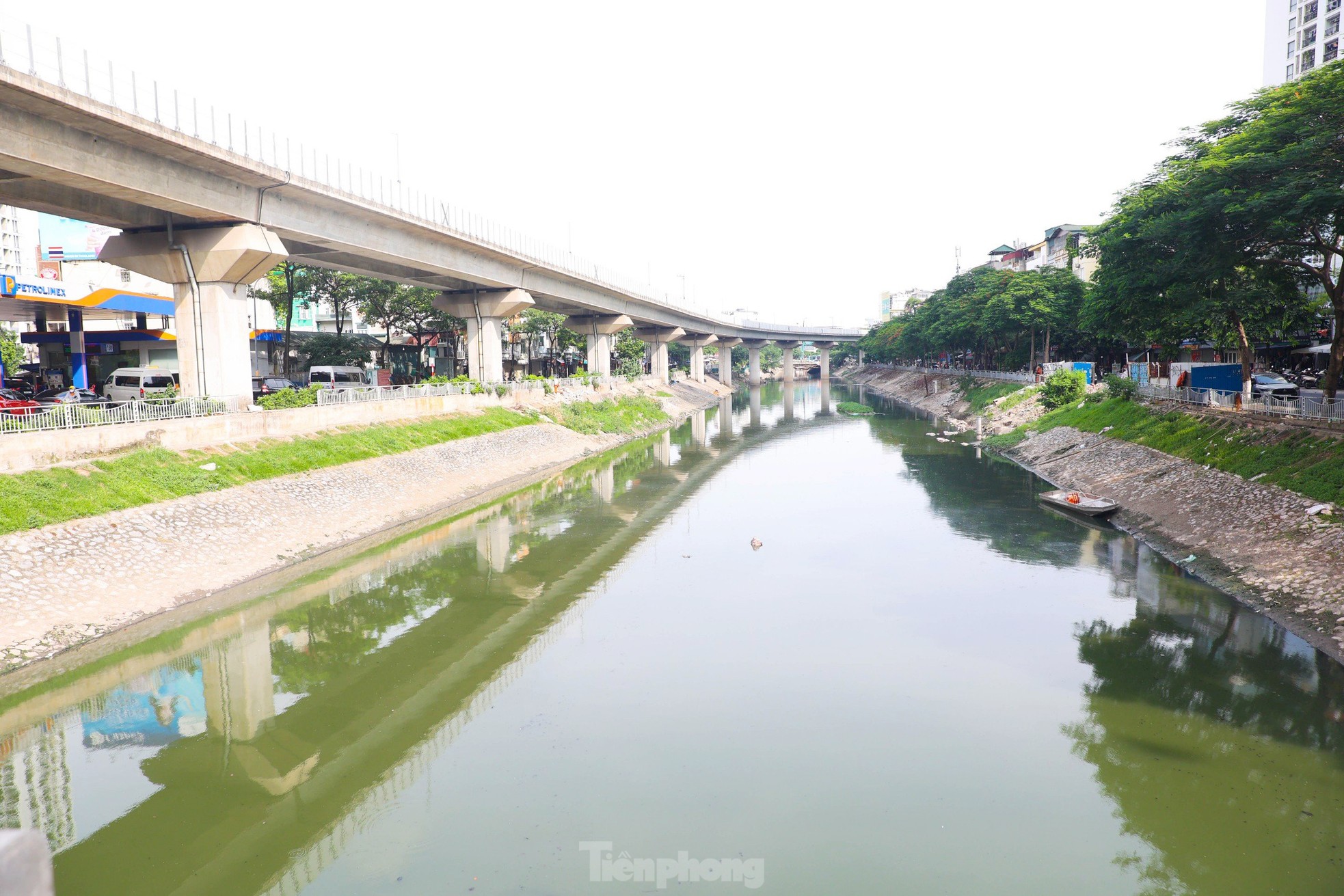 Nước sông Tô Lịch bỗng chuyển sang màu xanh lục