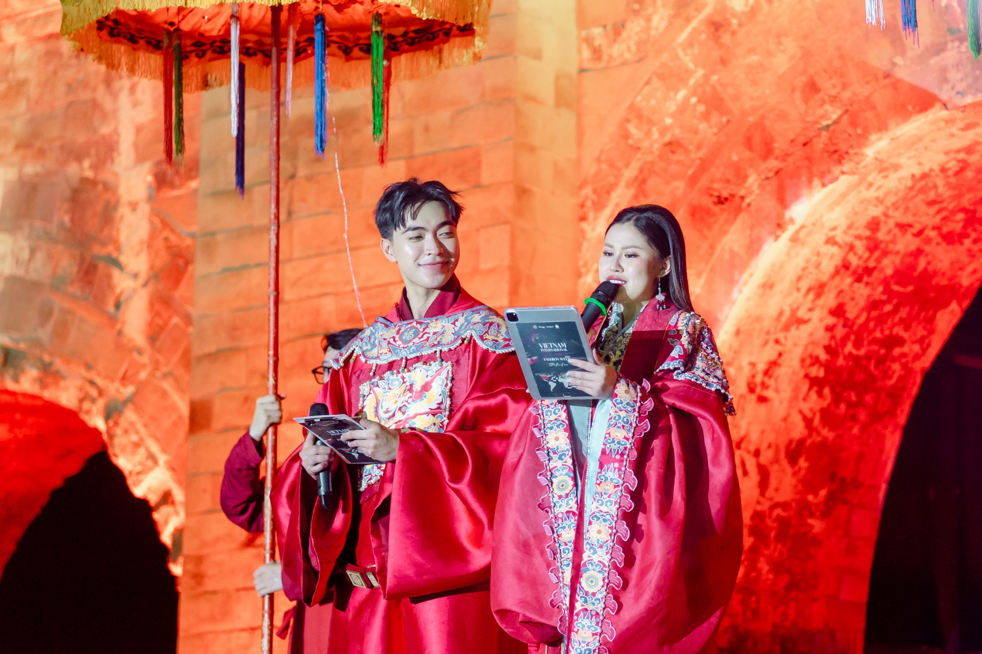 Nam vương Trần Đạt Hiển "bắn" tiếng Anh siêu đỉnh tại Vietnam ...