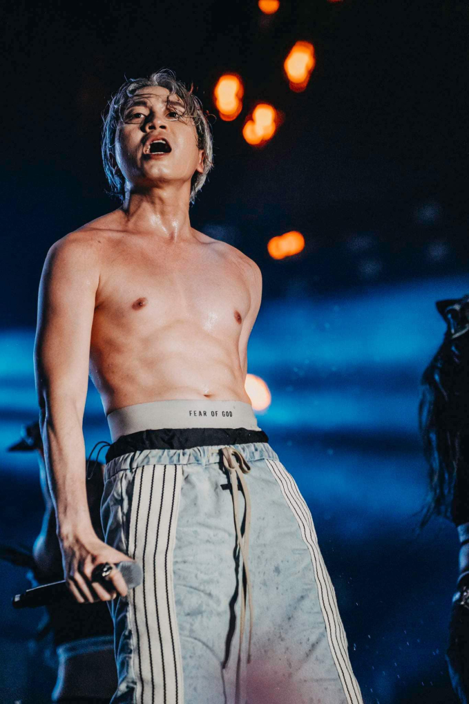 Karik khoe body 6 múi “bỏng mắt”, tuyên bố 6 năm trước bị đào lại