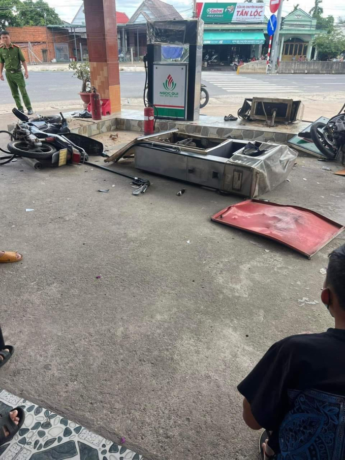 Kinh hoàng xe máy kẹp 3 phóng thẳng vào cây xăng tông văng 1 nam thanh ...