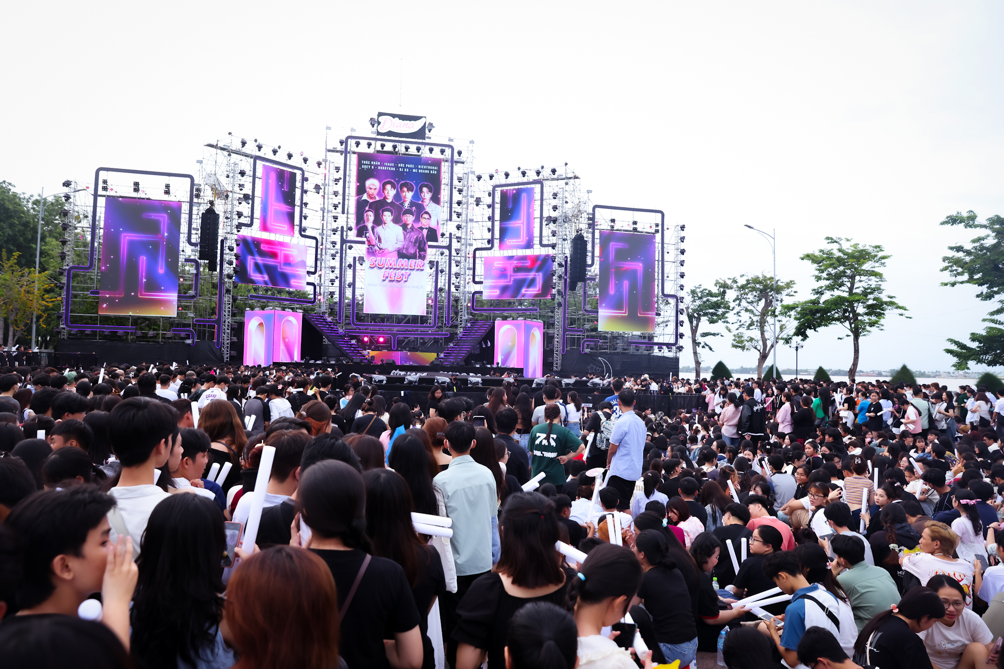 Diana SUMMER FEST 2024: Isaac - HIEUTHUHAI visual 10 điểm, Trúc Nhân - Đức Phúc live như “nuốt đĩa”