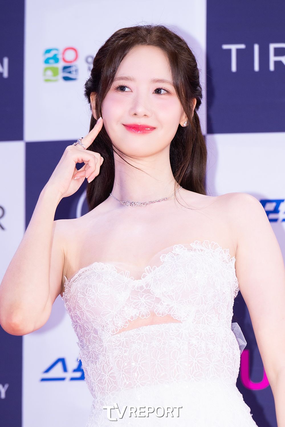 Super Blue Dragon red carpet: Yoona - Tiffany transform into princesses ...