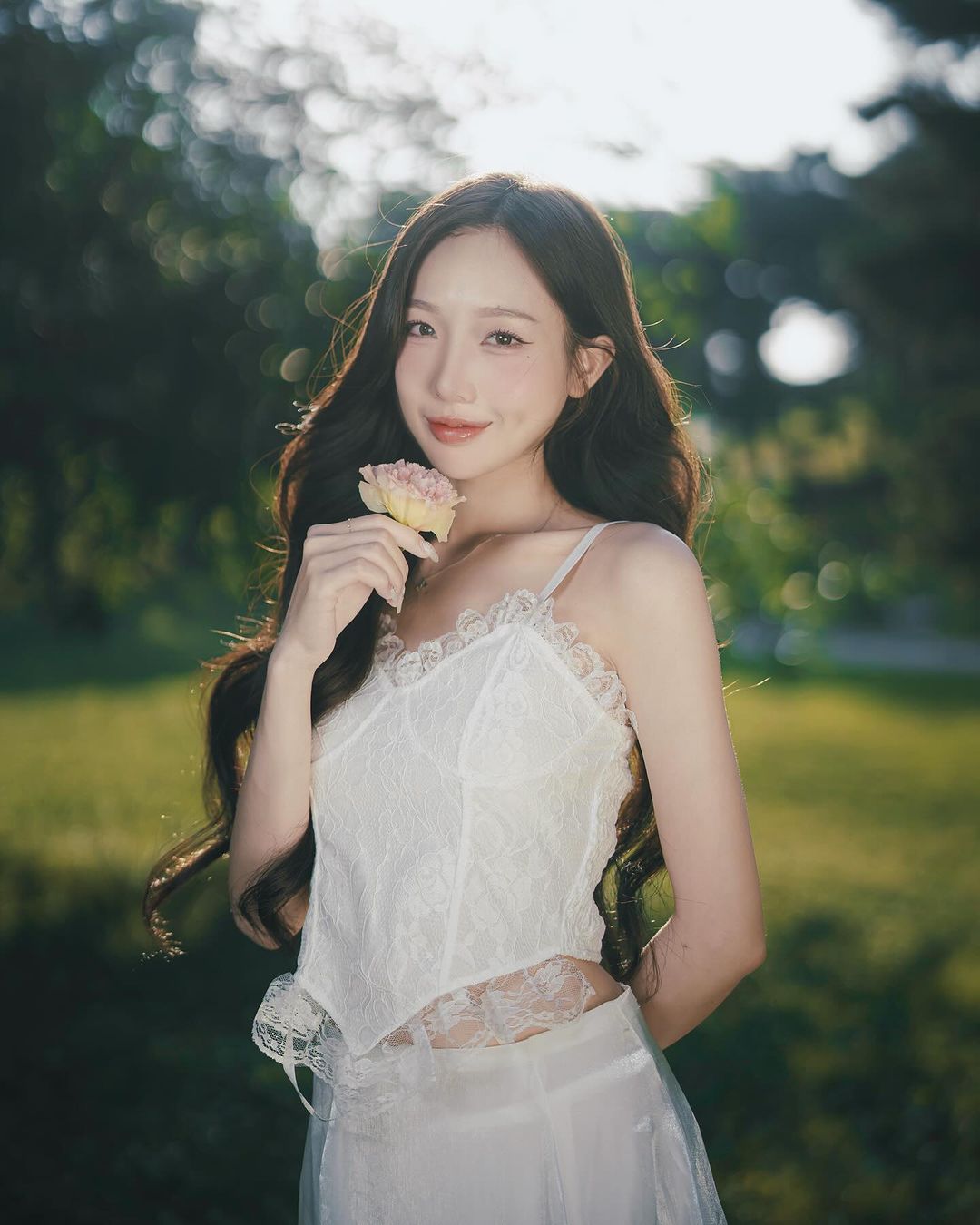 Cô gái Việt "tàng hình" trong tập 1 Đảo Thiên Đường: Nhan sắc cỡ nào mà đi ngoài đường được công ...