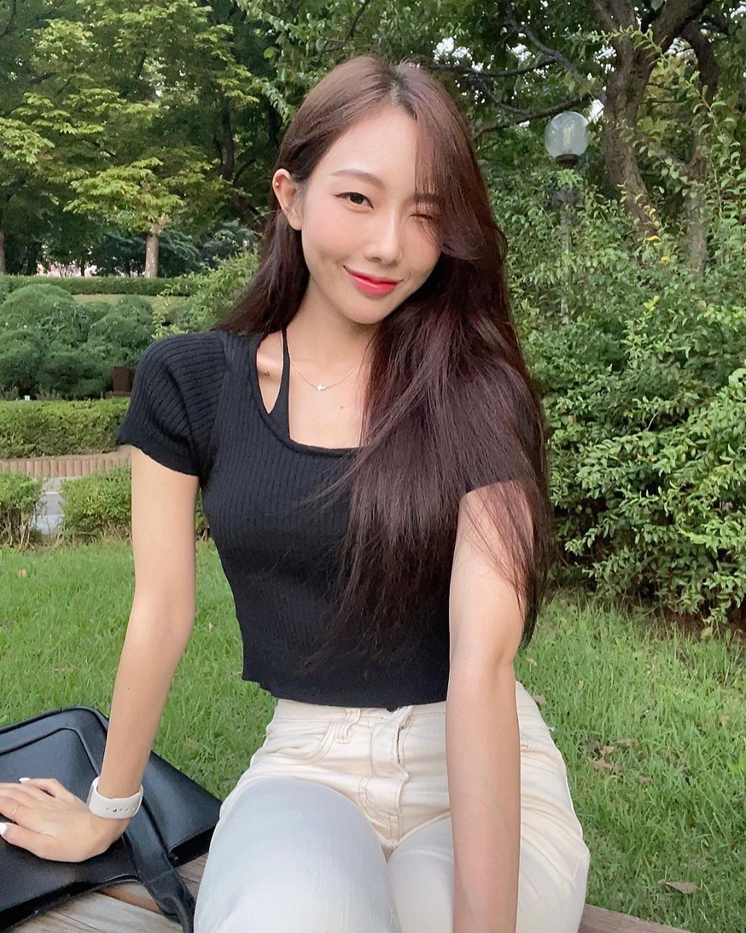 Cô gái Việt "tàng hình" trong tập 1 Đảo Thiên Đường: Nhan sắc cỡ nào mà đi ngoài đường được công ...