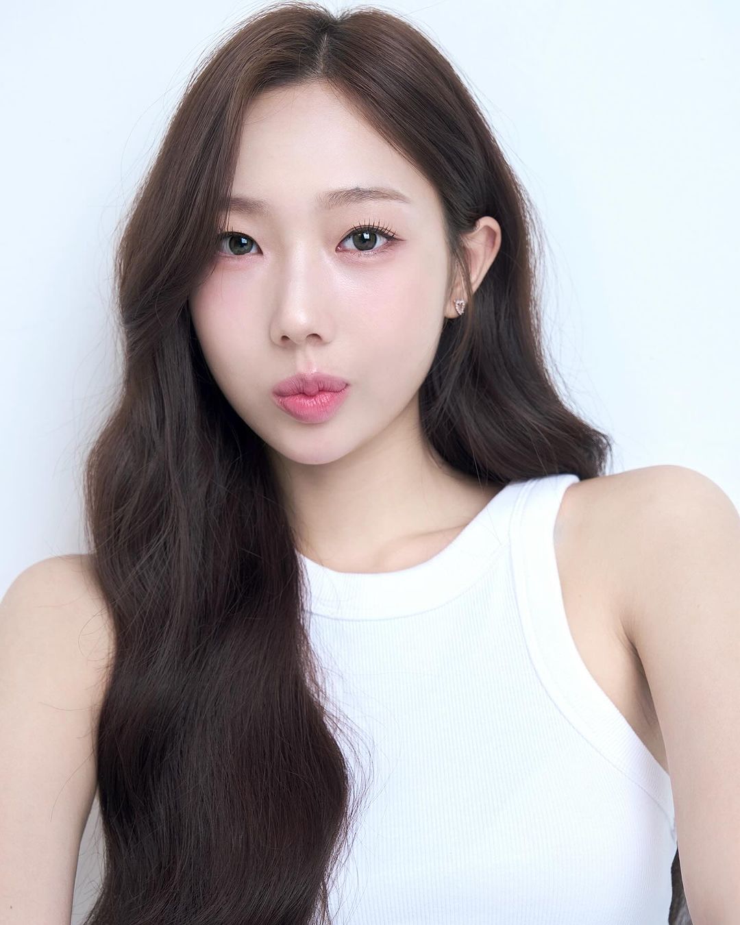 Cô gái Việt "tàng hình" trong tập 1 Đảo Thiên Đường: Nhan sắc cỡ nào mà ...