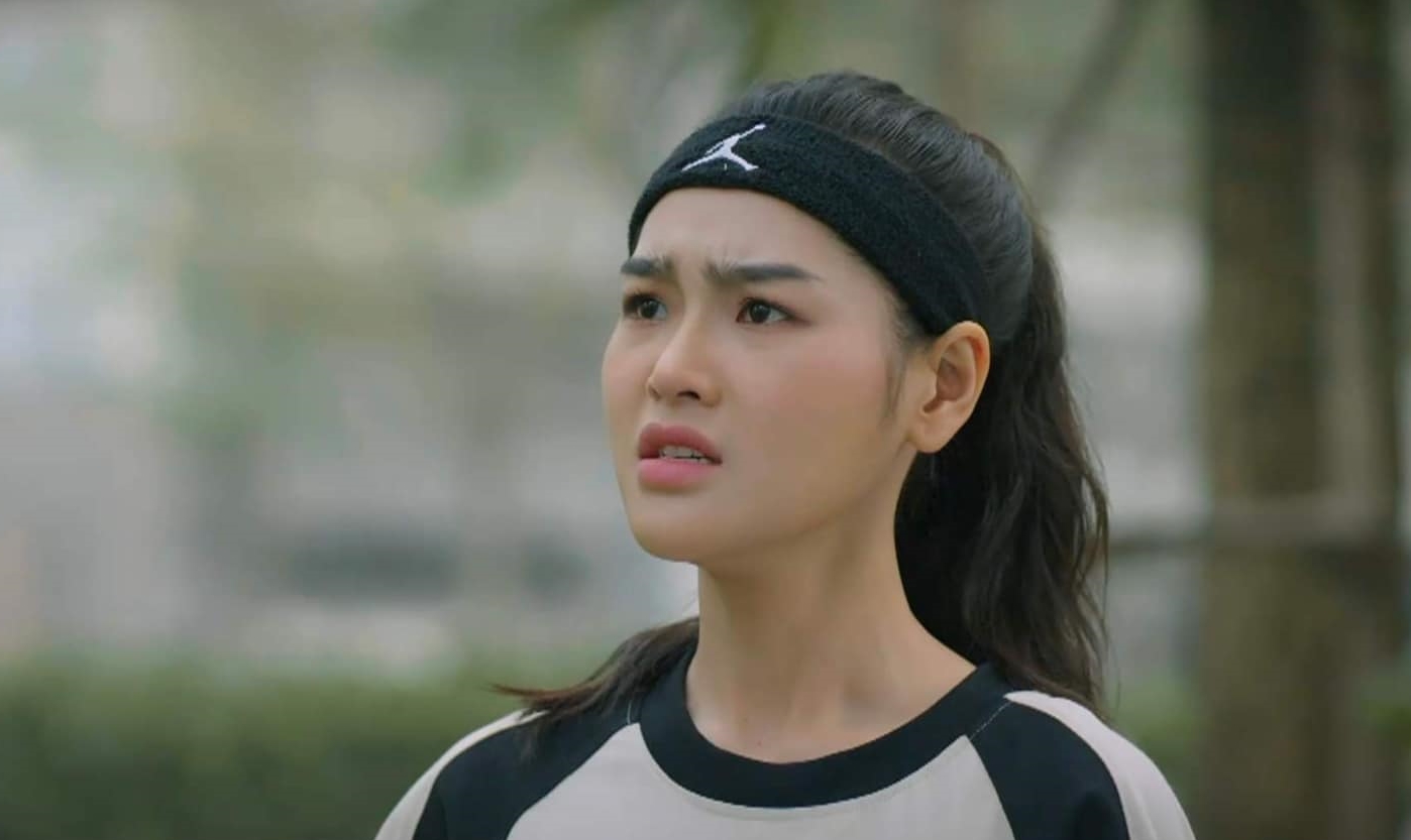 Cù Thị Trà nhận bão gạch đá vì mặt mũi lúc nào cũng cau có