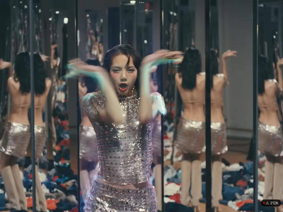 Lisa mê brand Việt lắm rồi, chọn thế nào mà còn thành outfit ấn tượng ...