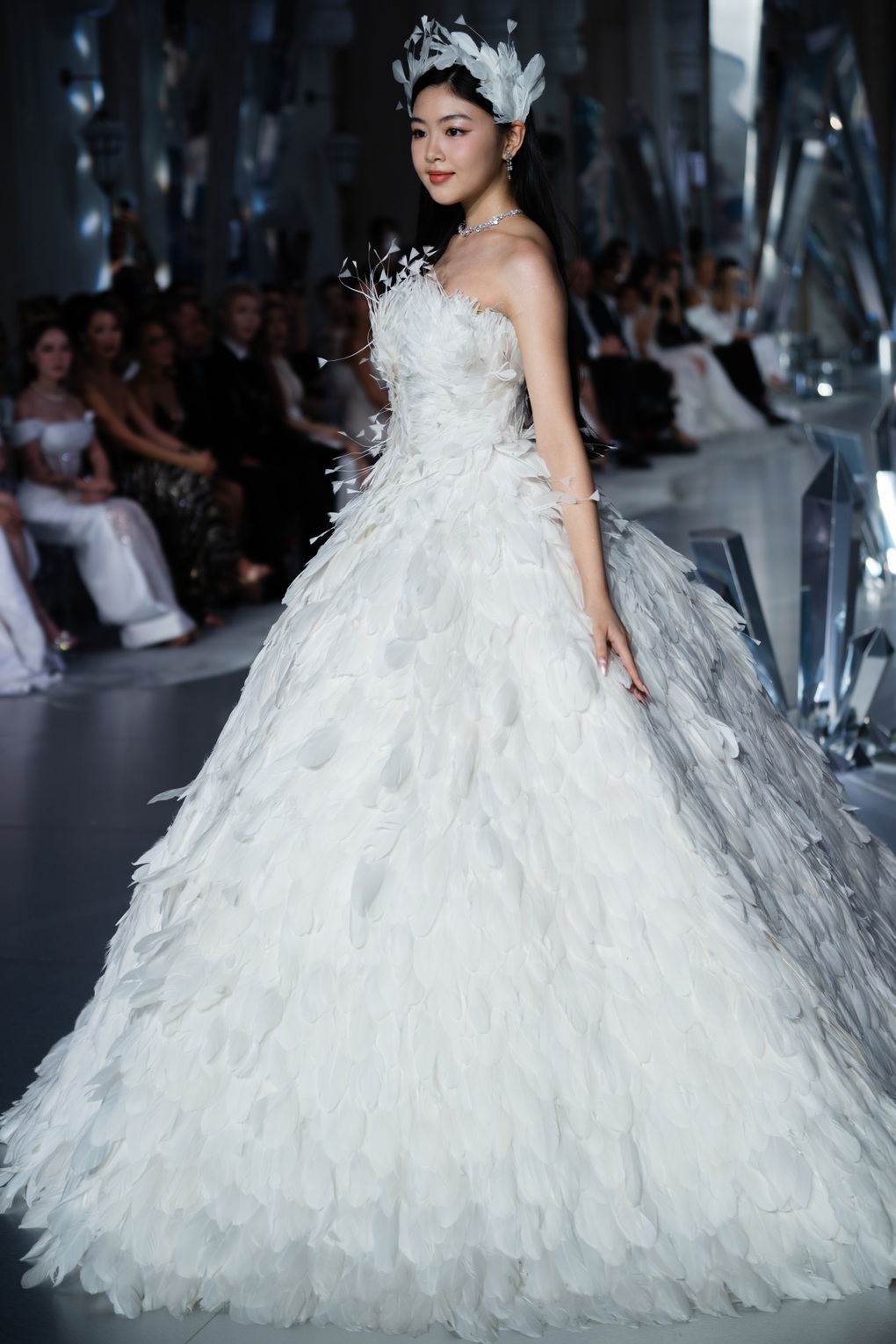 Phản ứng của Lọ Lem sau màn catwalk gây tranh cãi