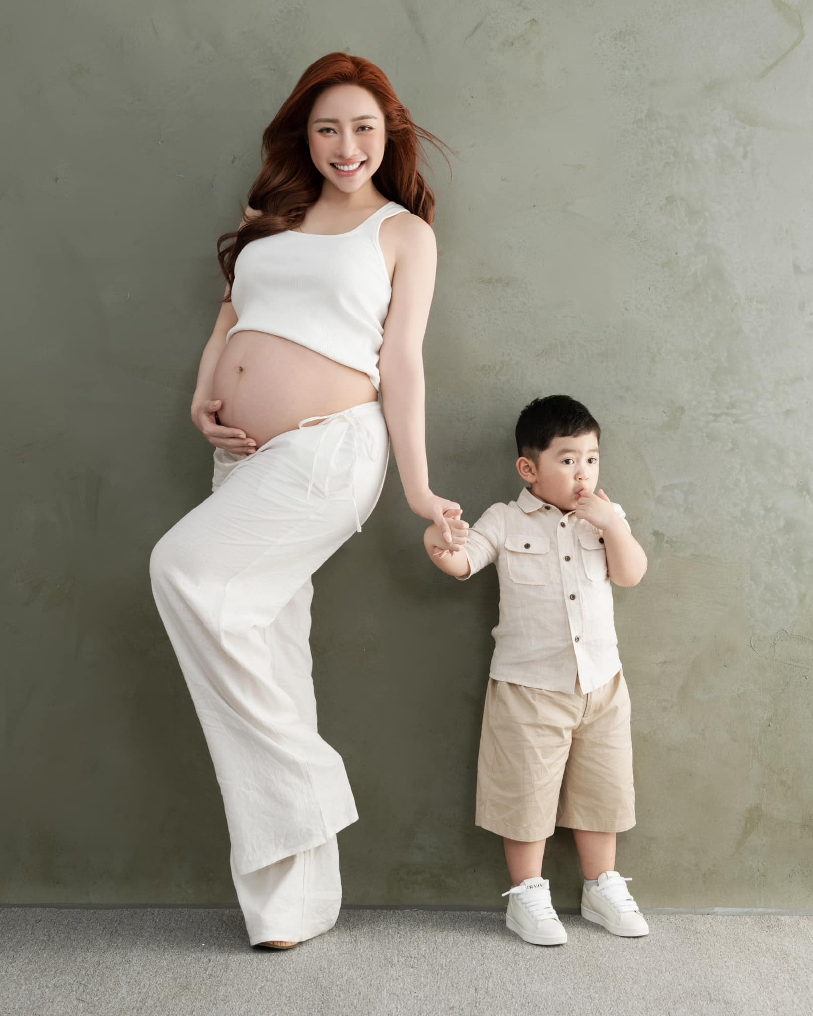 Bầu bí mà đẹp xỉu, vi vu khắp thế giới vẫn sung sức, nhìn cách vợ Chi ...