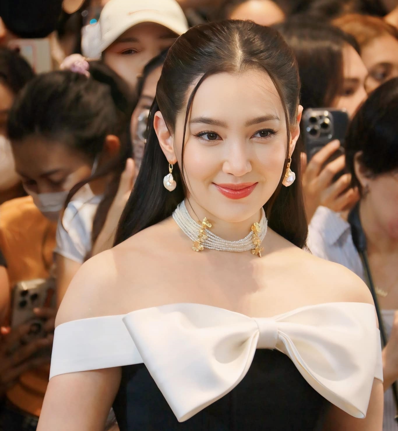 Bella Ranee đẹp đến mức khiến cả thành phố hết tắc đường