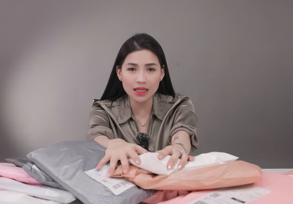 Hà Linh review 15 items thời trang hot nhất TikTok: 1 brand nhận mưa ...