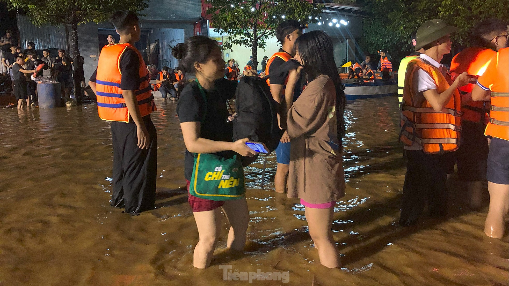 Xuyên đêm cứu hộ người dân ở vùng lũ lụt Thái Nguyên