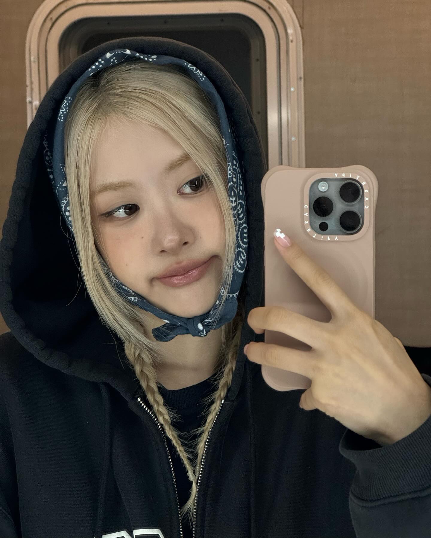Rosé "ám ảnh" với 1 mảnh vải, mang theo khắp thế giới để dưỡng tóc, đẹp da