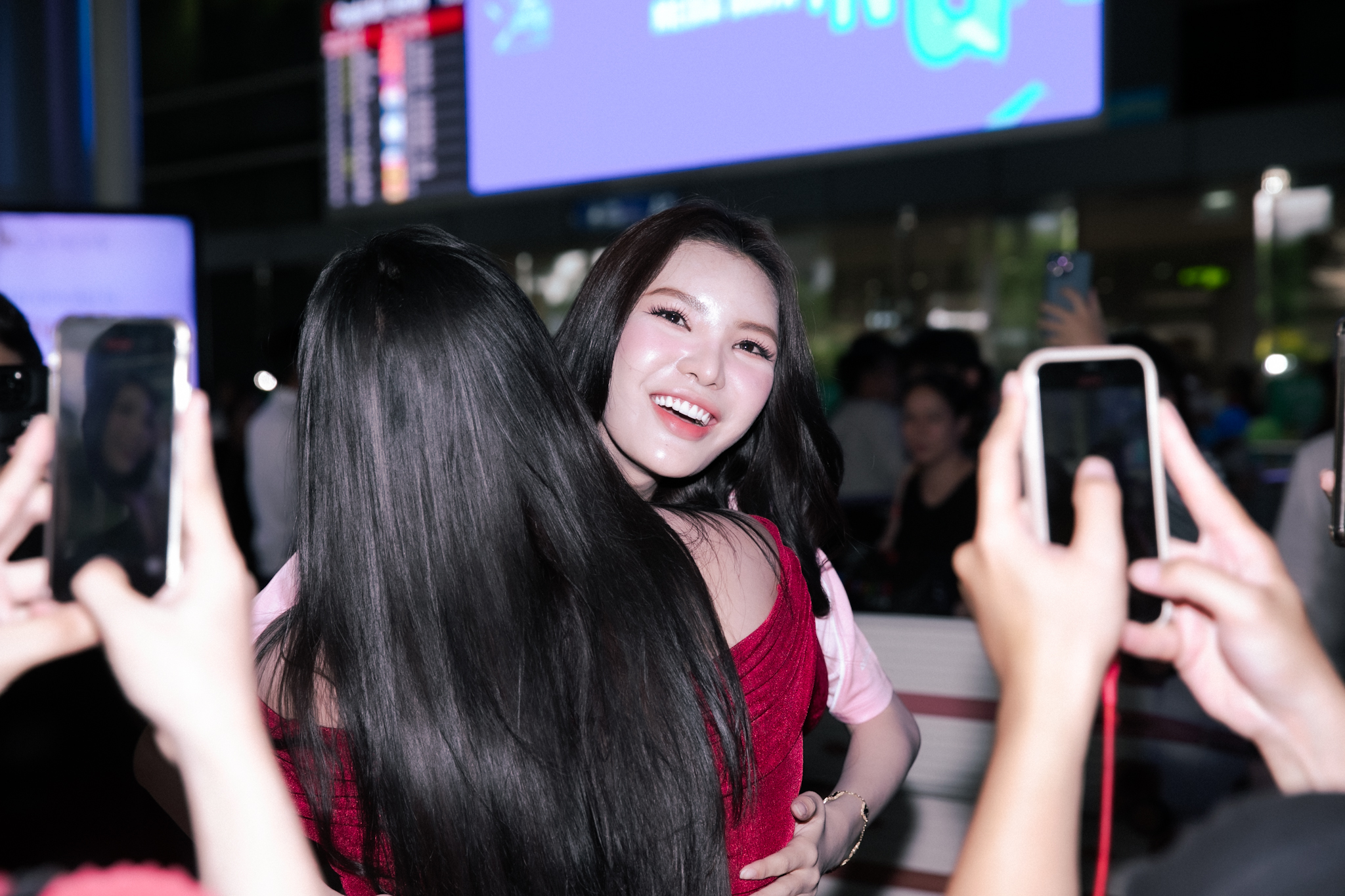 Á hậu Chuyển giới Tường San về nước: Xin lỗi Hương Giang, h:é l:ộ số tiền n:ợ phải trả g:ấp ...