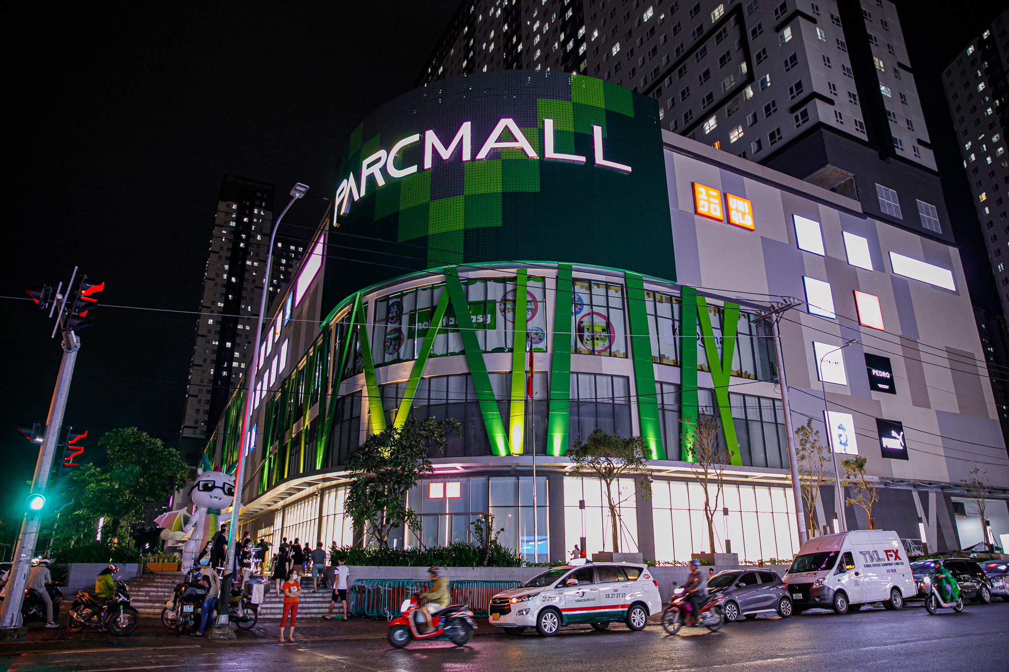 Quận 8 "phổng mũi" khi có TTTM đầu tiên: Người dân nô nức đến khai trương như trẩy hội bất chấp ...