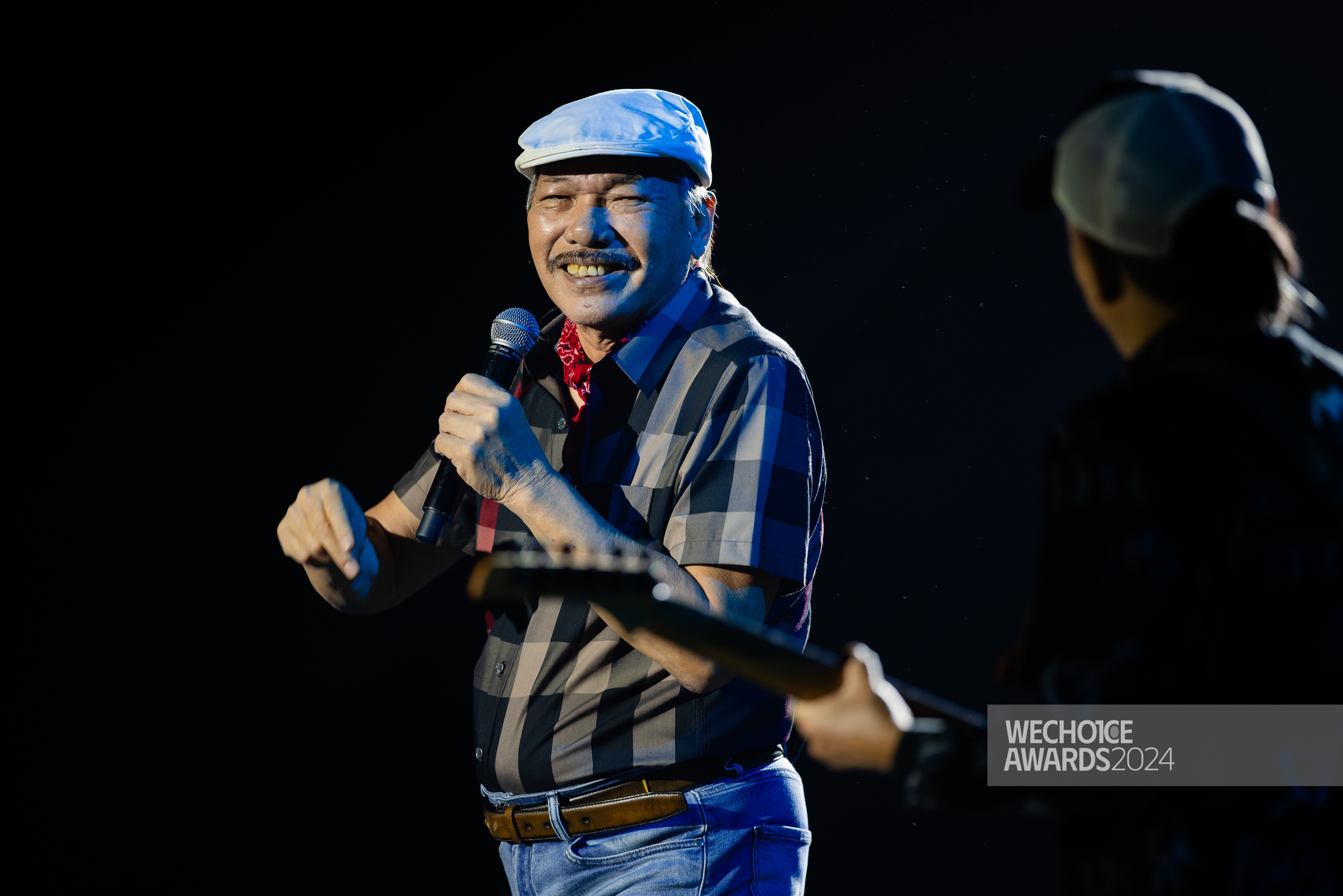 marzuz mang hẳn xe hơi úp ngược lên sân khấu WeChoice, sự xuất hiện bất ...