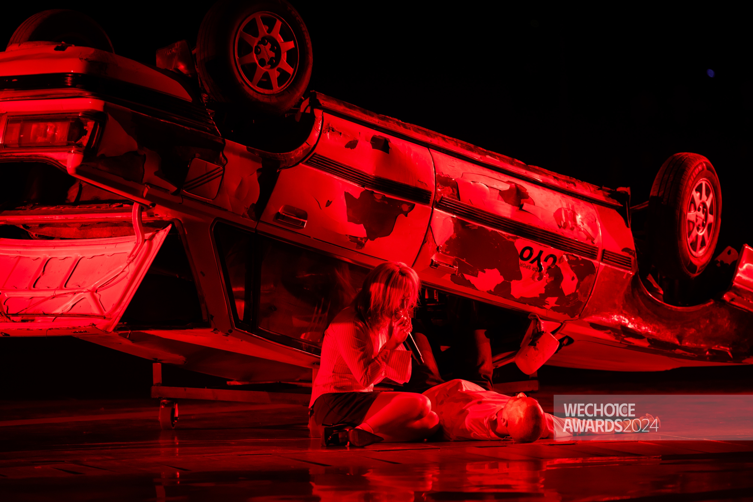 marzuz mang hẳn xe hơi úp ngược lên sân khấu WeChoice, sự xuất hiện bất ...