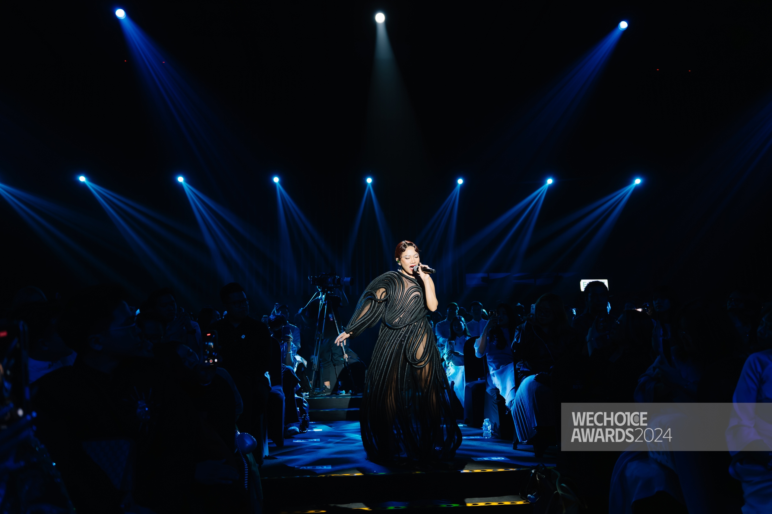 marzuz mang hẳn xe hơi úp ngược lên sân khấu WeChoice, sự xuất hiện bất ...