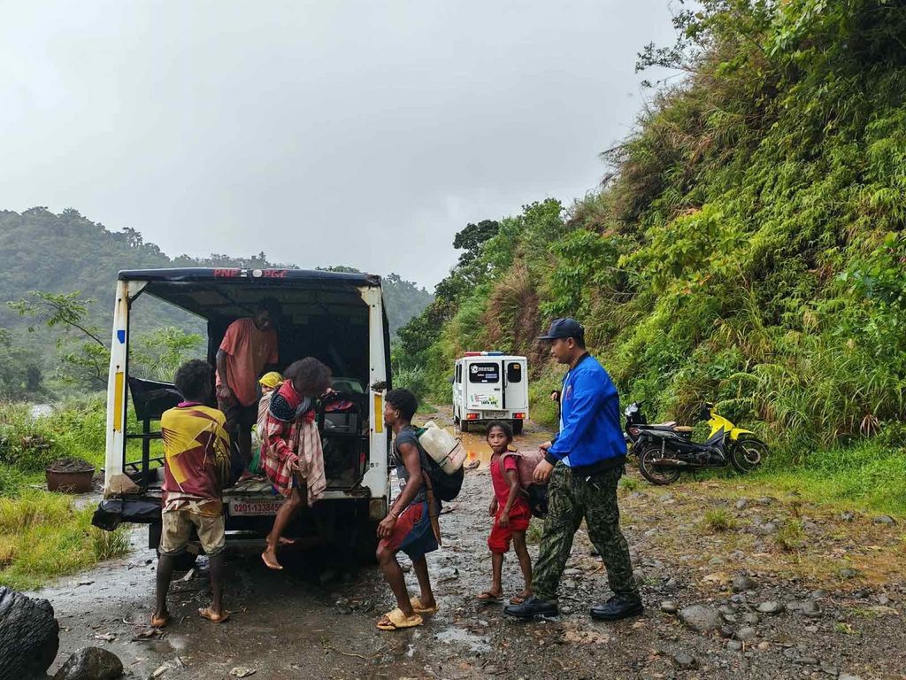 Siêu bão Fung Wong giật 230 km/giờ đổ bộ Philippines, đã có người thiệt ...