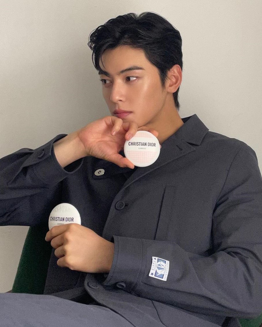 "Thiên tài khuôn mặt" khóc nức nở, xin lỗi fan vì để nhan sắc tàn tạ ...