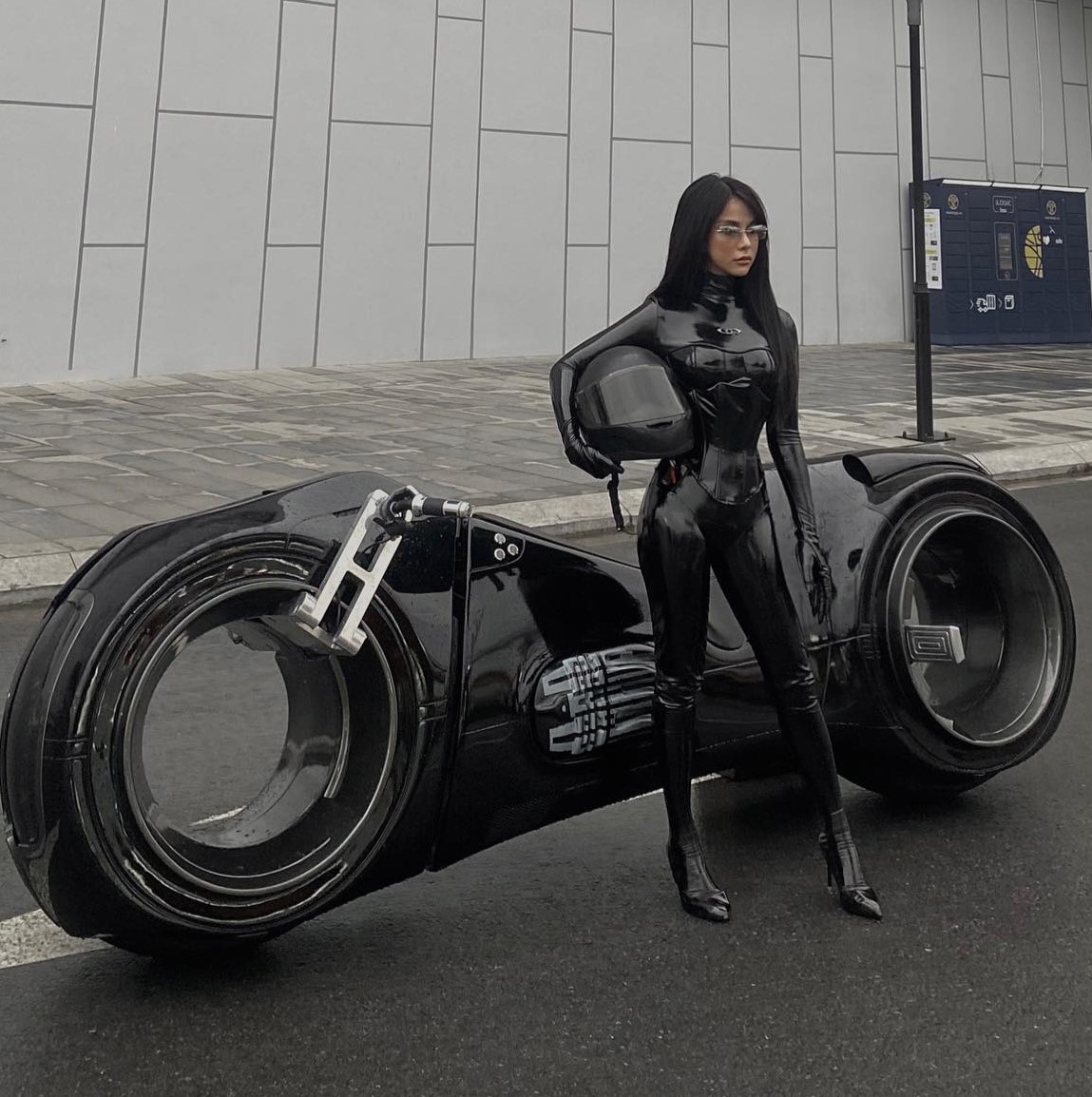 Trước Wren Evans, Lim Feng từng tung loạt ảnh khiến fan Jennie tới Duy Mạnh dậy sóng